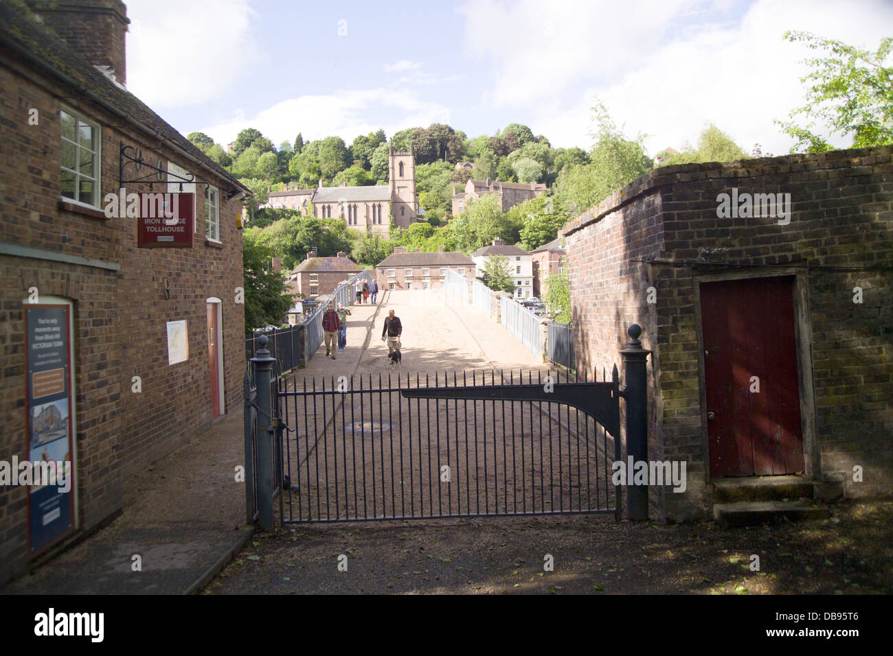 The Iron Bridge that crosses the Severn Gorge River Coalbrooke Midlands ...
