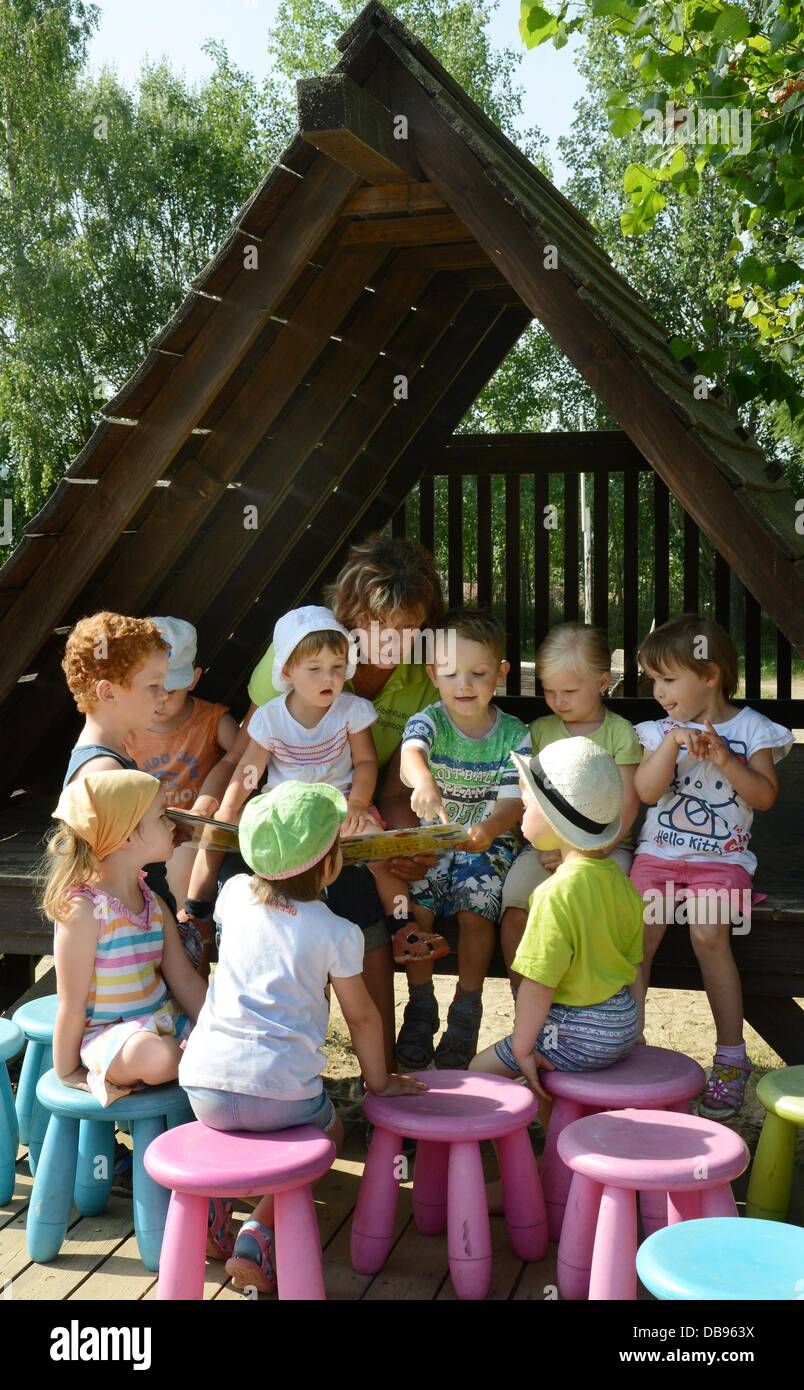 Children from the adventure day care center 'Regenbogen' (Rainbow) look ...