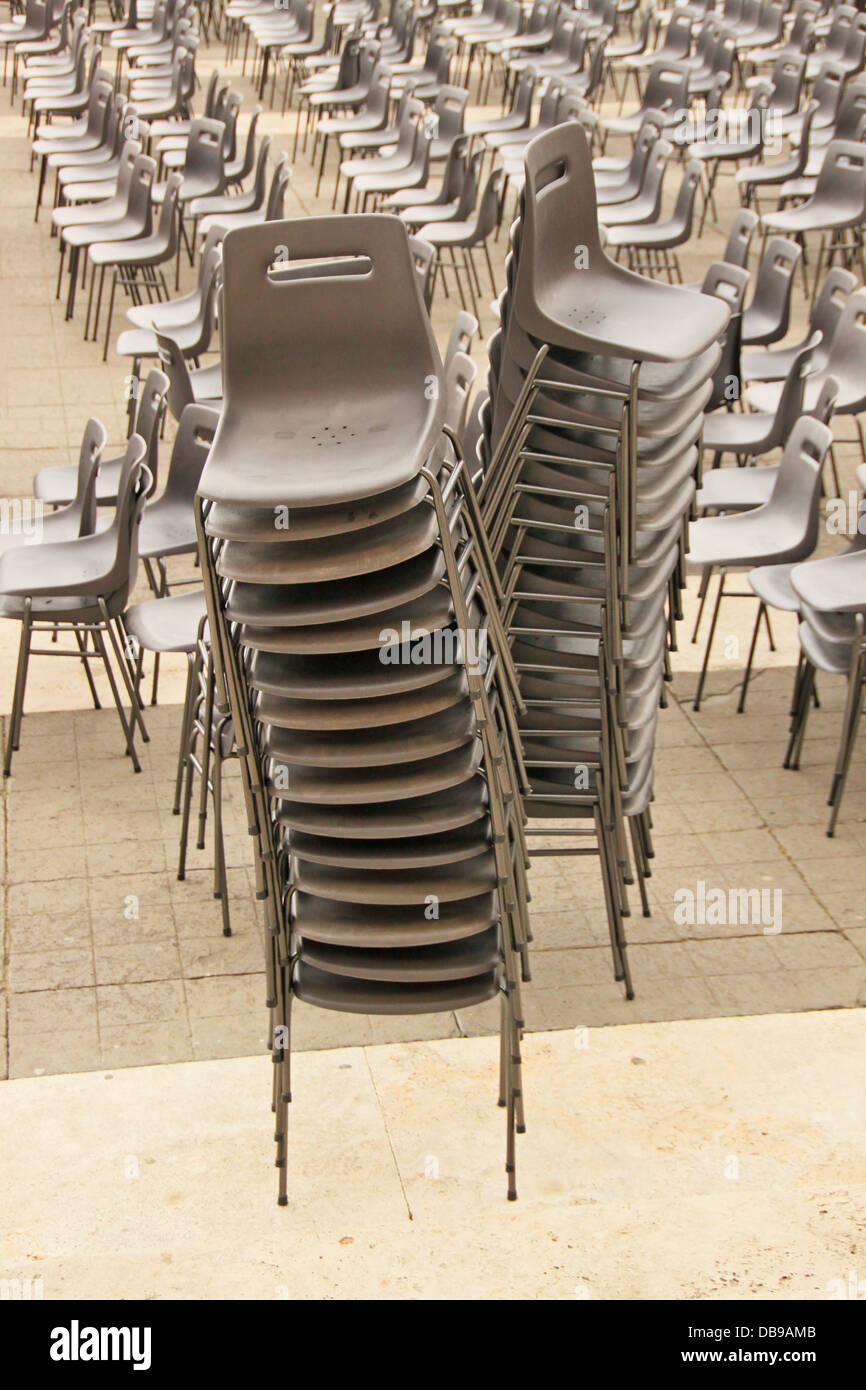 Bunch of empty chairs hi-res stock photography and images - Alamy