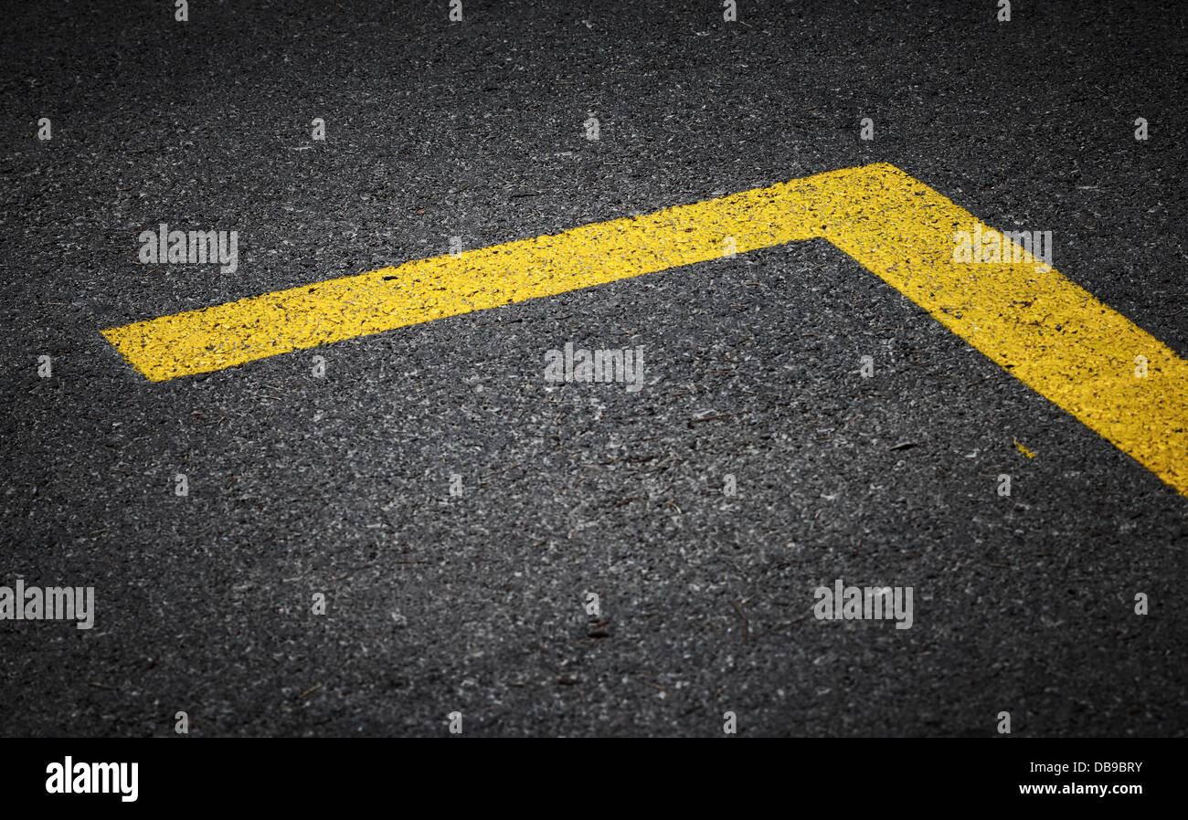 Yellow line marking hi-res stock photography and images - Alamy
