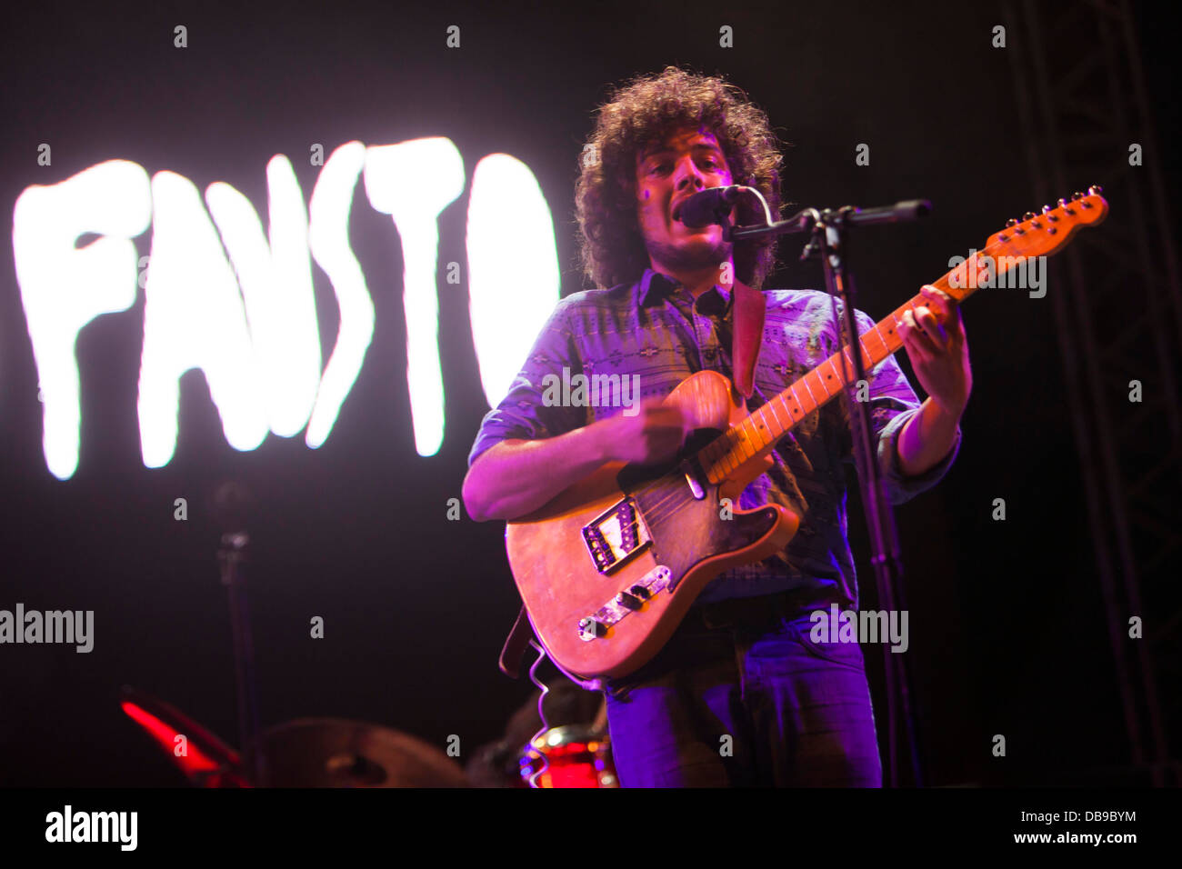 Tomás Wallenstein, lead singer of the band Capitao Fausto at Optimus ...
