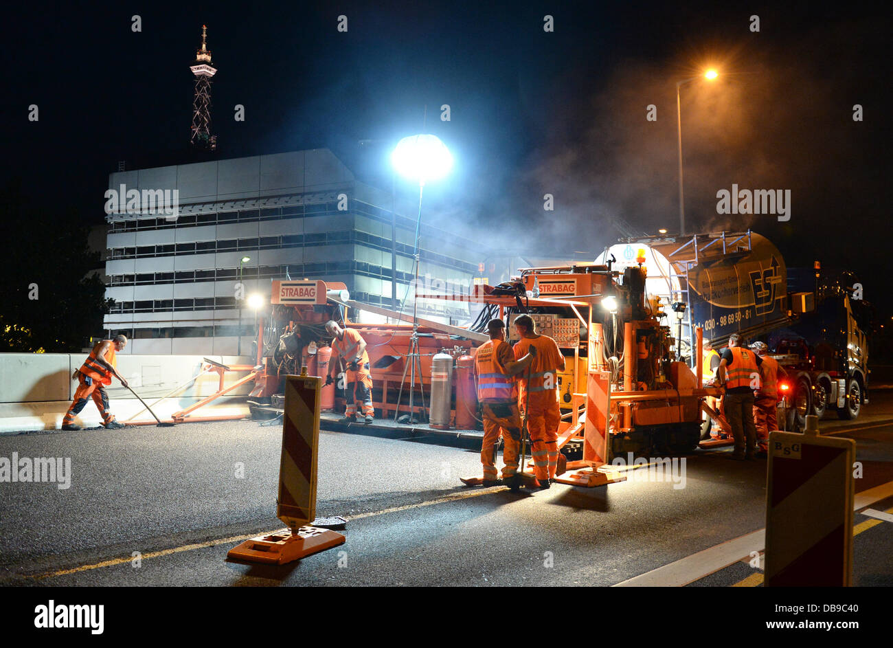 Road Night Construction Workers High Resolution Stock Photography and ...