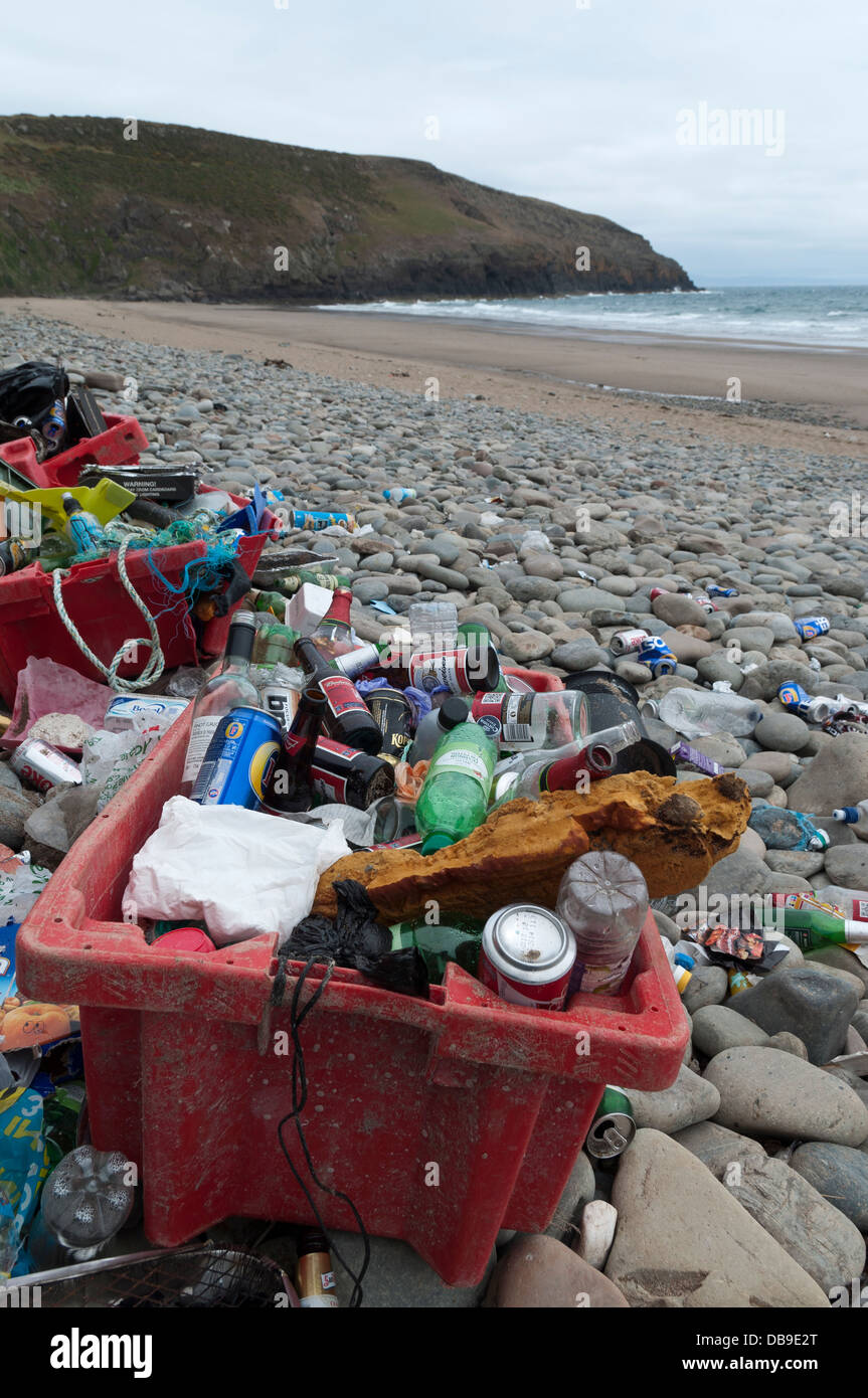 Beach litter hi-res stock photography and images - Alamy