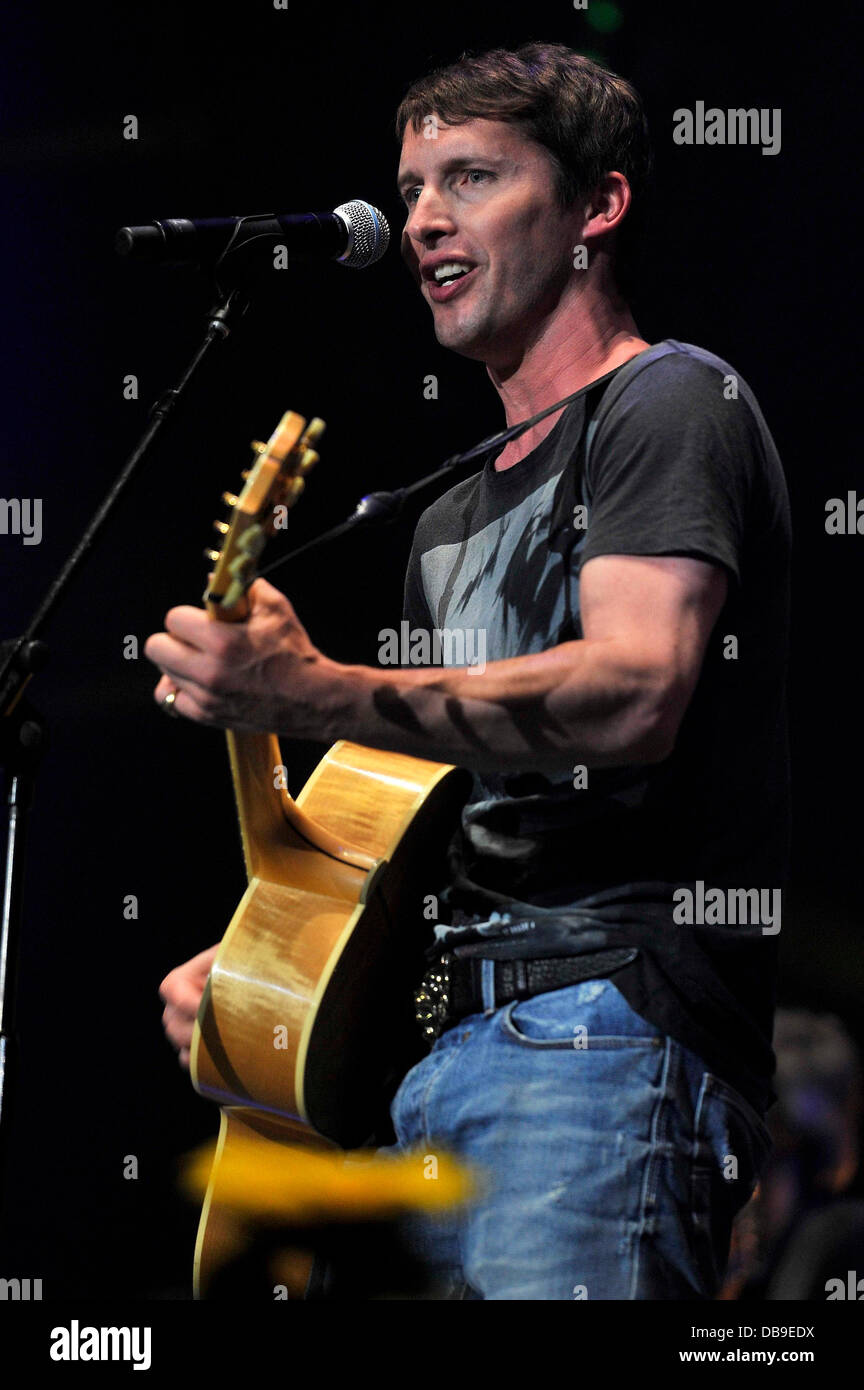 James blunt 2011 hi-res stock photography and images - Alamy