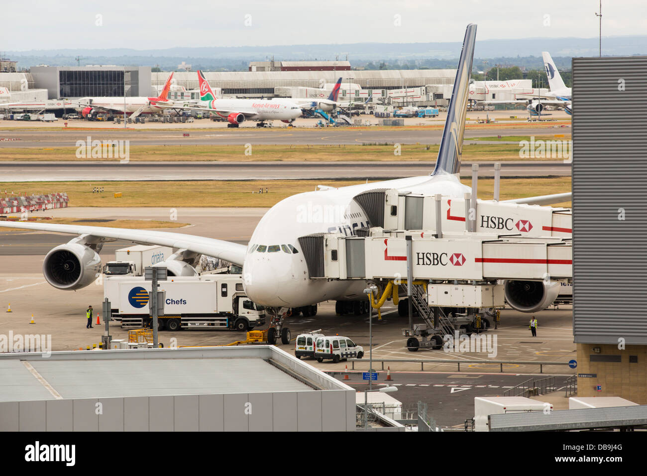 Planes at heathrow hi-res stock photography and images - Alamy