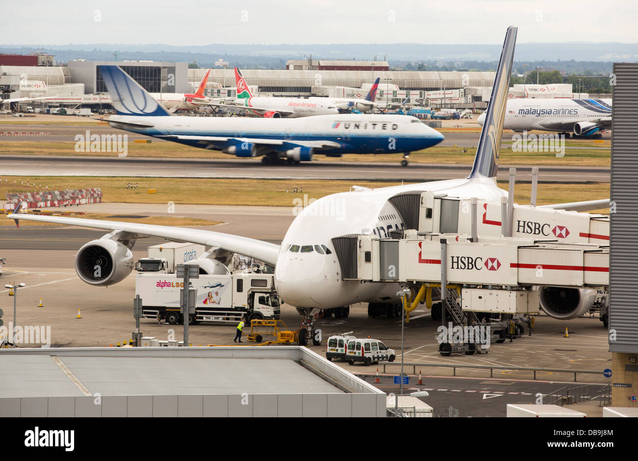 Planes runway heathrow hi-res stock photography and images - Alamy