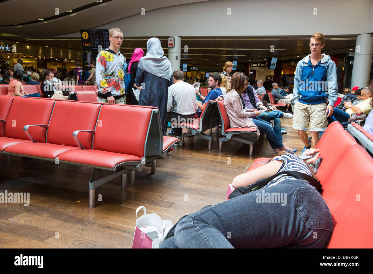 Waiting airport family hi-res stock photography and images - Alamy
