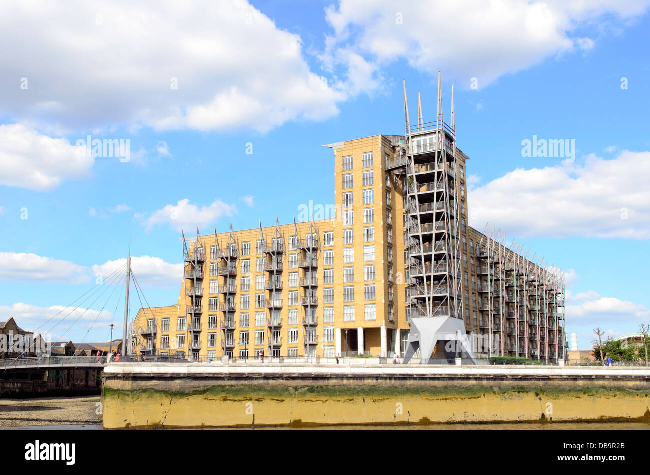 Dundee Wharf Residential building - London, England Stock Photo - Alamy