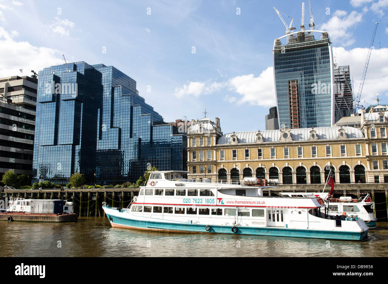 Building riverside thames edifice hi-res stock photography and images ...