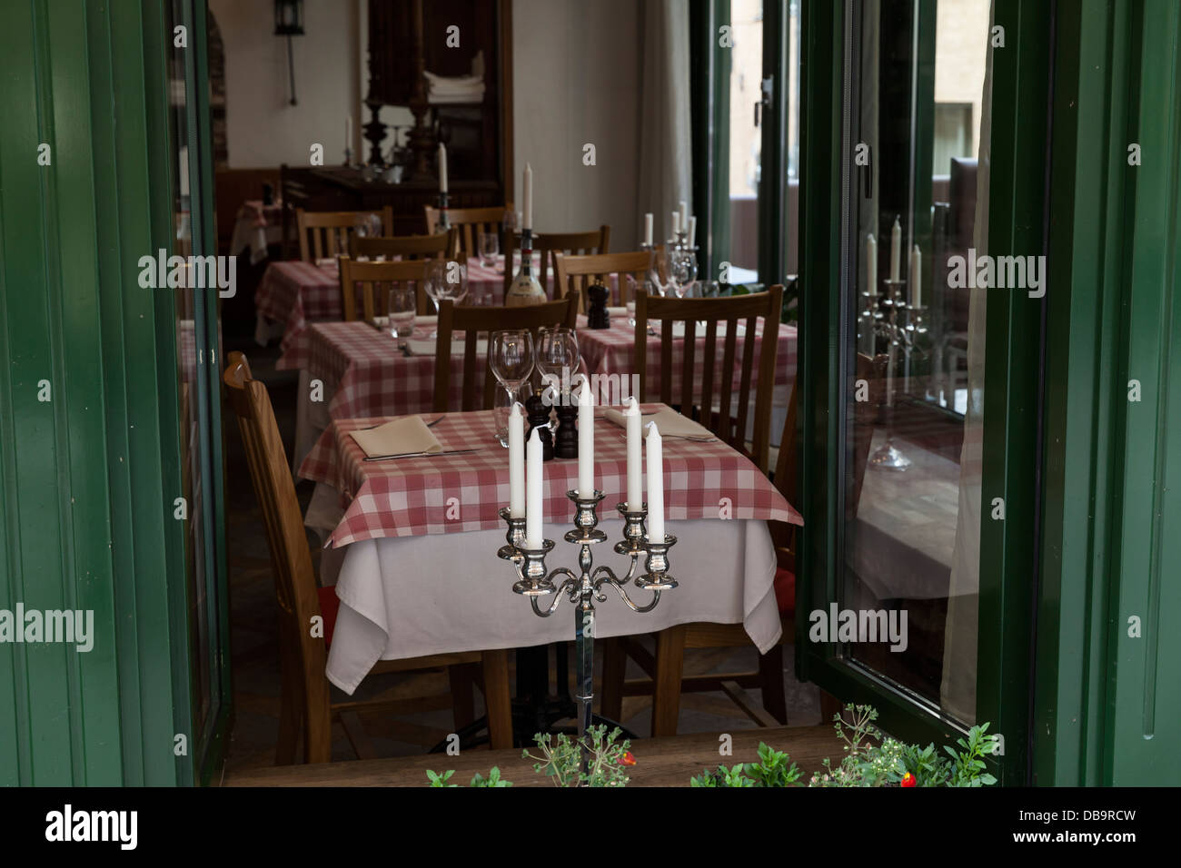 Restaurant empty tables hi-res stock photography and images - Alamy