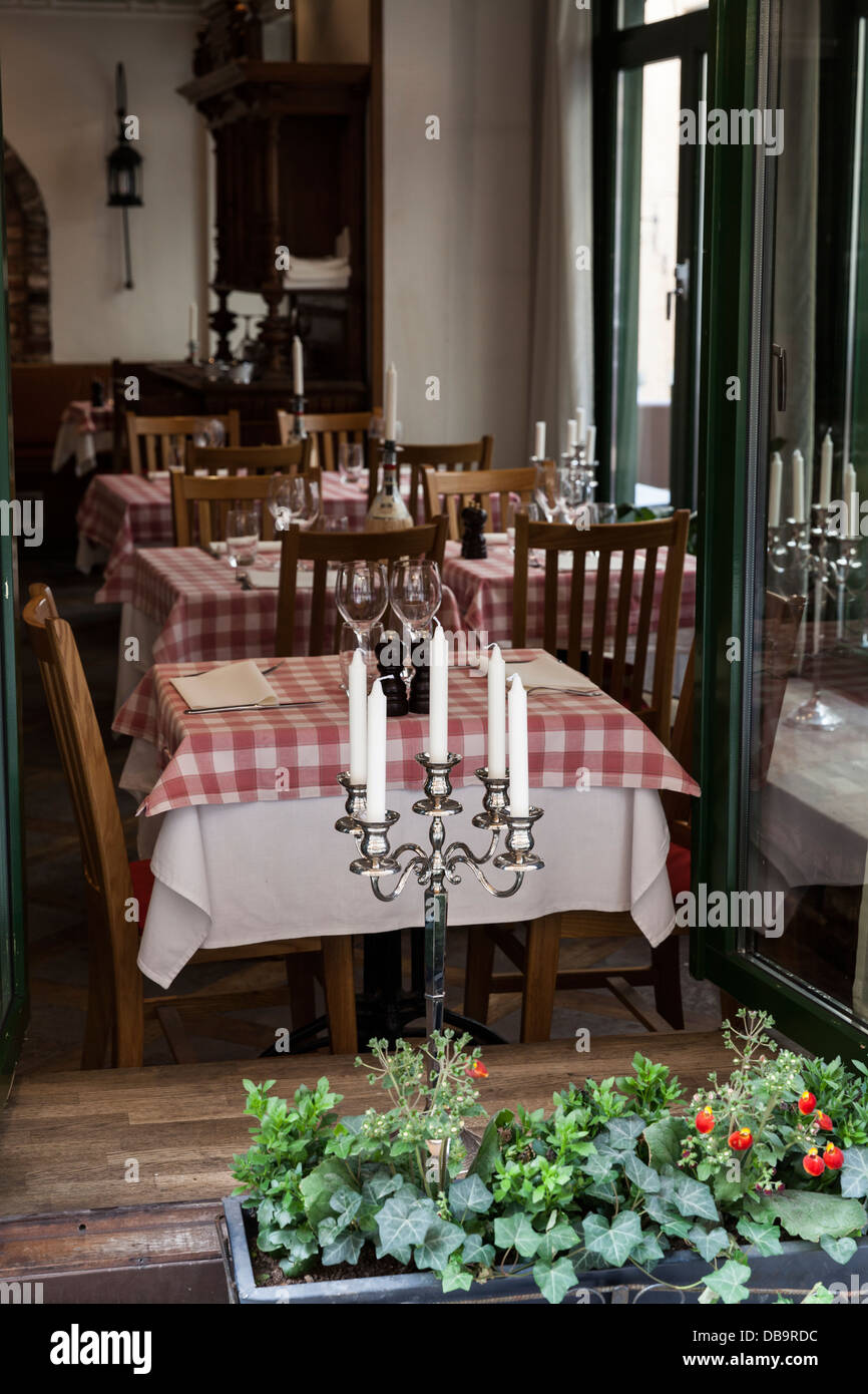 Restaurant empty tables Stock Photo - Alamy