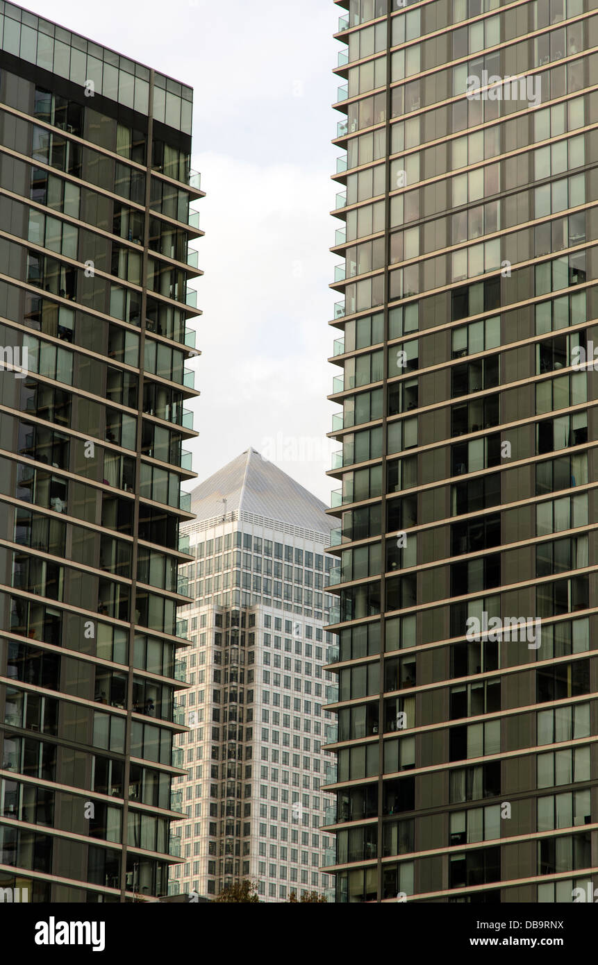 One Canada Square Building between Landmark towers - Canary Wharf ...