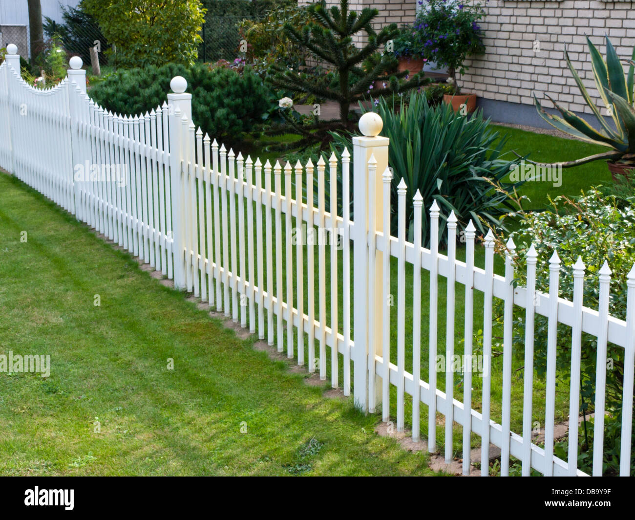 White garden fence Stock Photo - Alamy