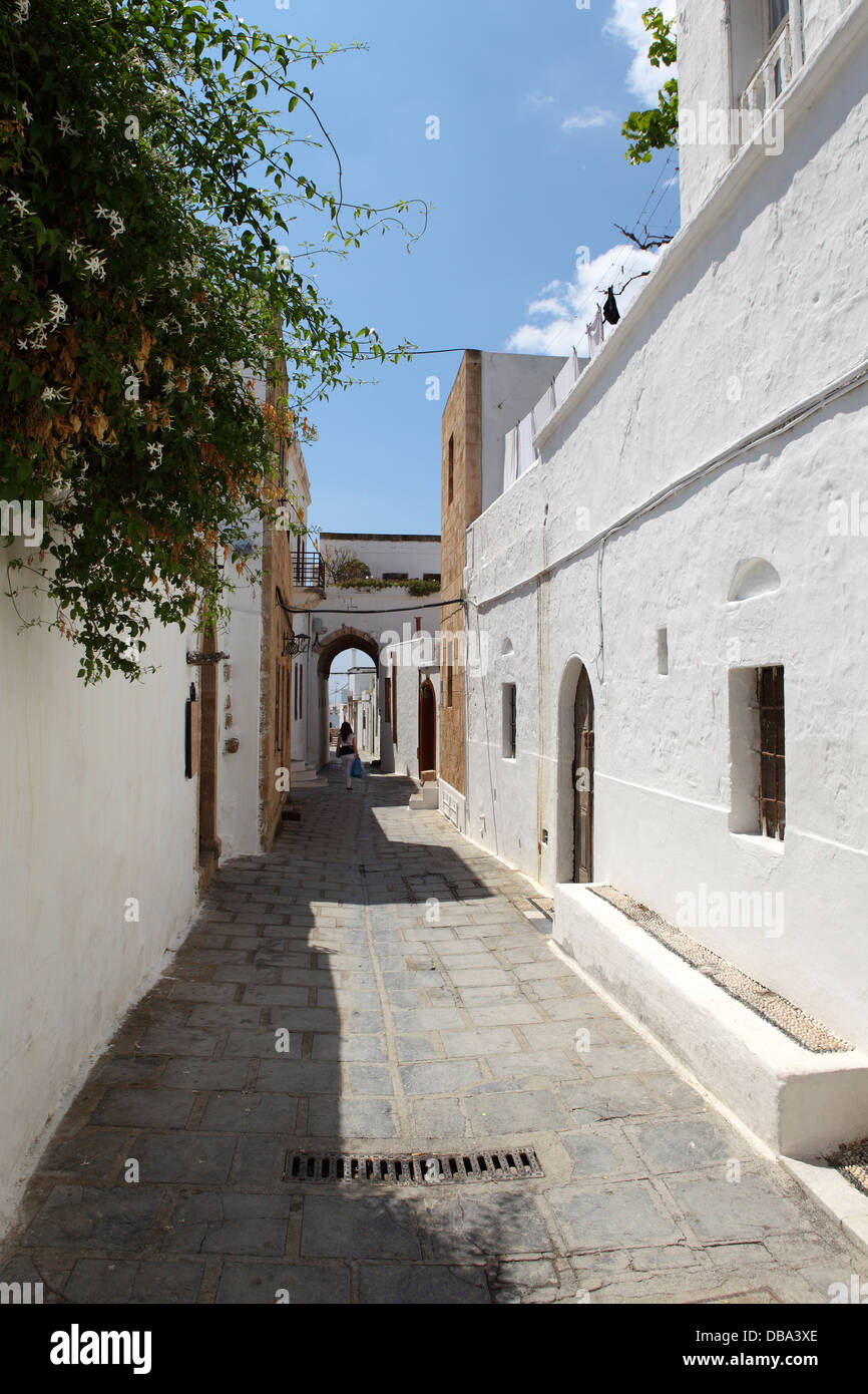 An alley in the Old Town of Lindos, Rhodes, Greece Stock Photo - Alamy