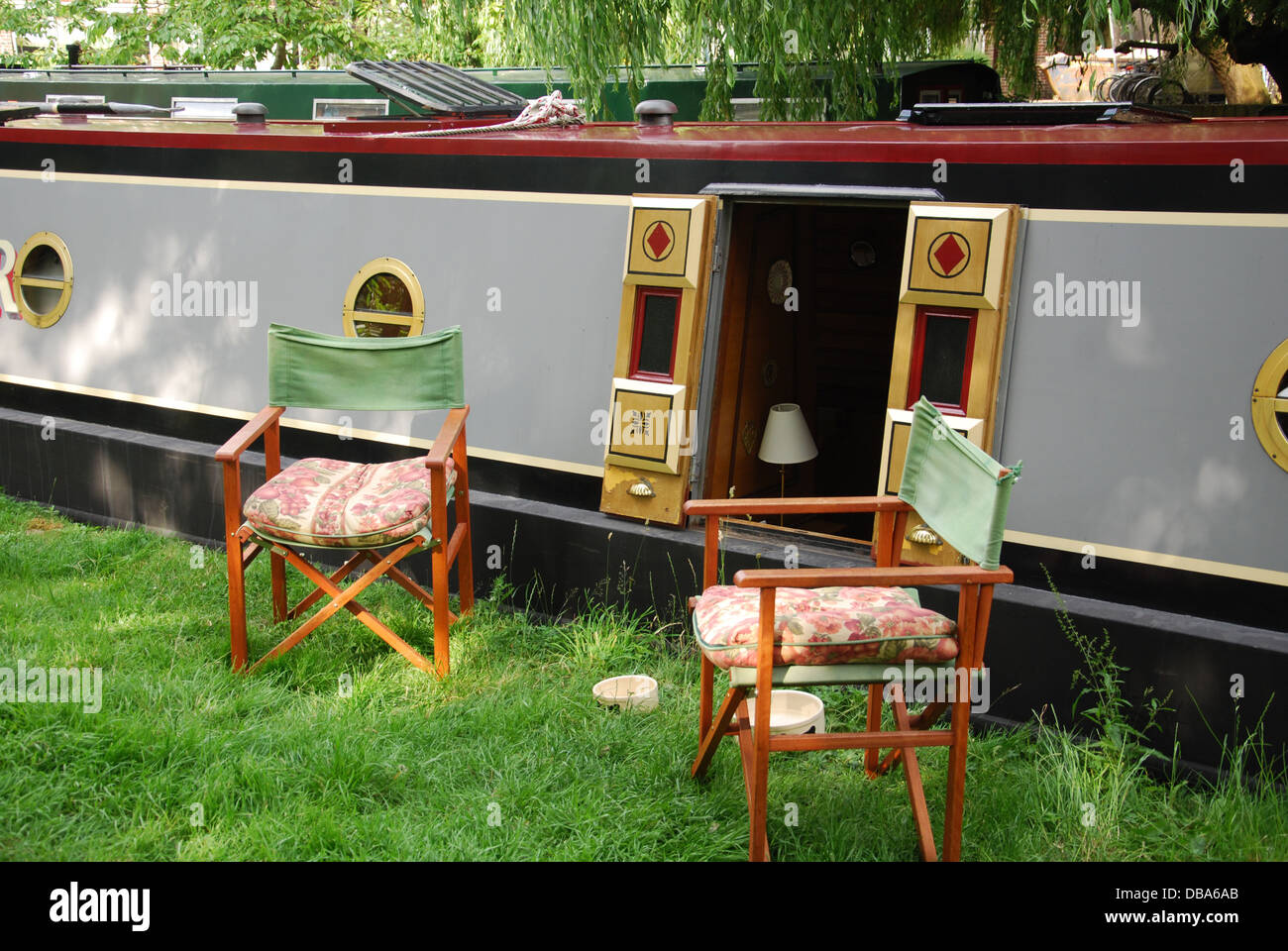 Old fashioned narrowboat hi-res stock photography and images - Alamy