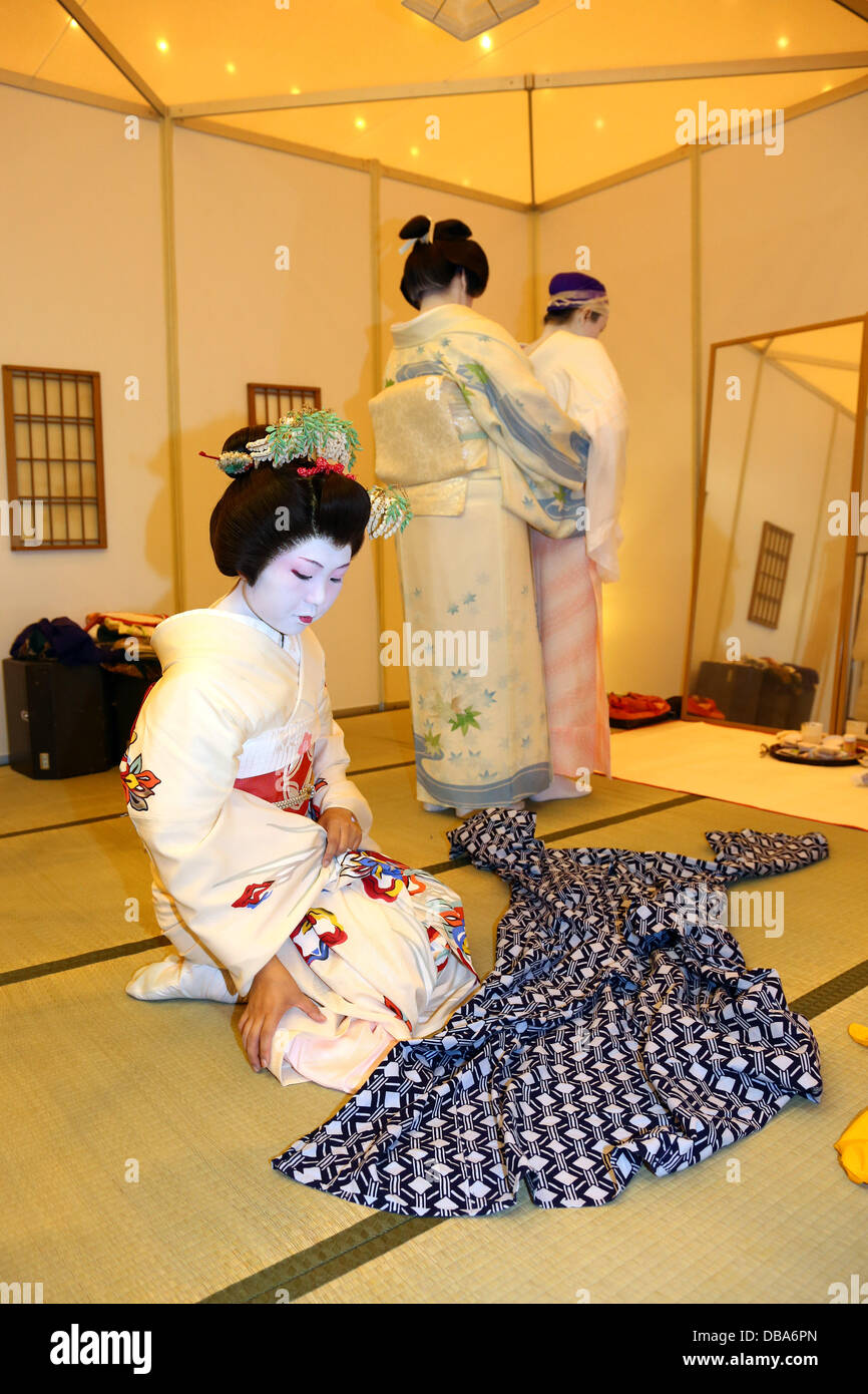 Geishas hi-res stock photography and images - Alamy