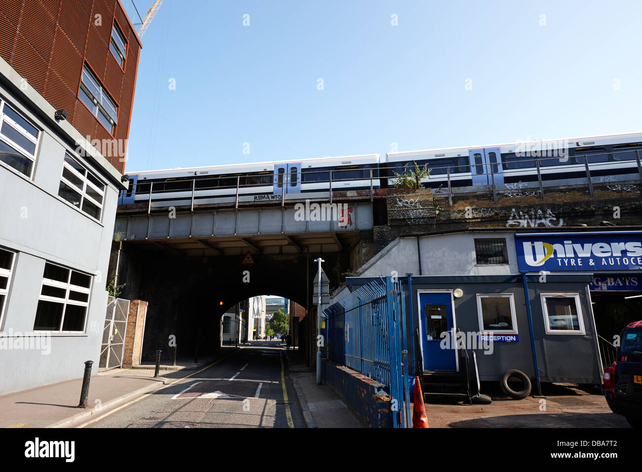 London railway track bridge hi-res stock photography and images - Alamy