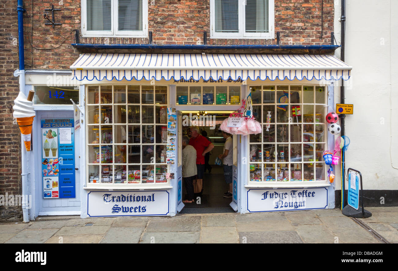 Whitby shop hi-res stock photography and images - Alamy