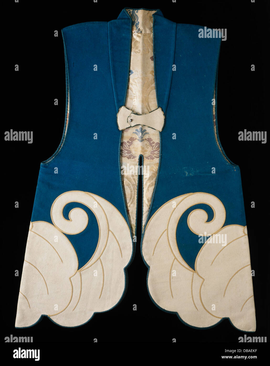 This formal samurai surcoat (jinbaori), housed at LACMA, is a ...