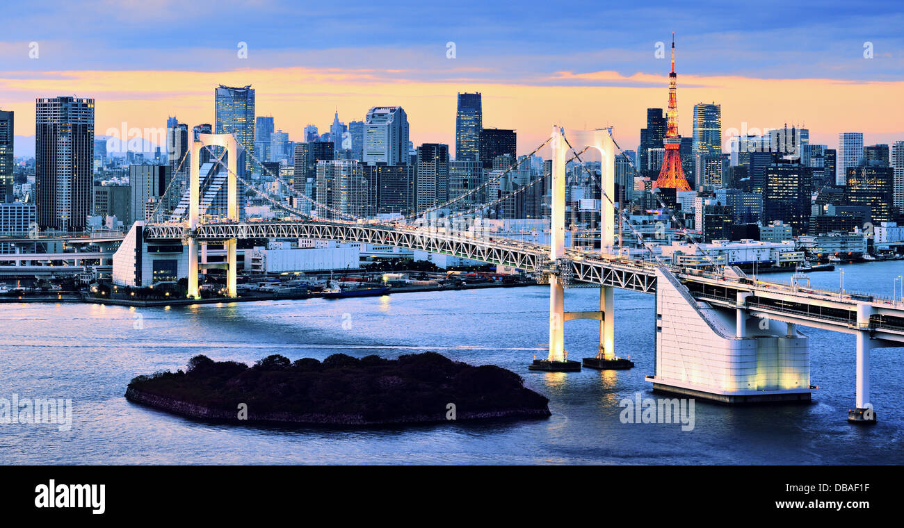 Rainbow Bridge spanning Tokyo Bay with Tokyo Tower visible in the ...