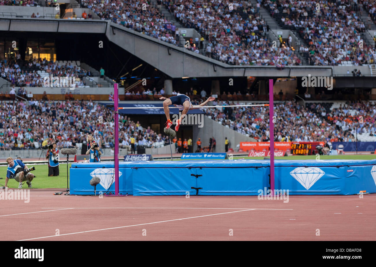 Mens high jump event hi-res stock photography and images - Alamy