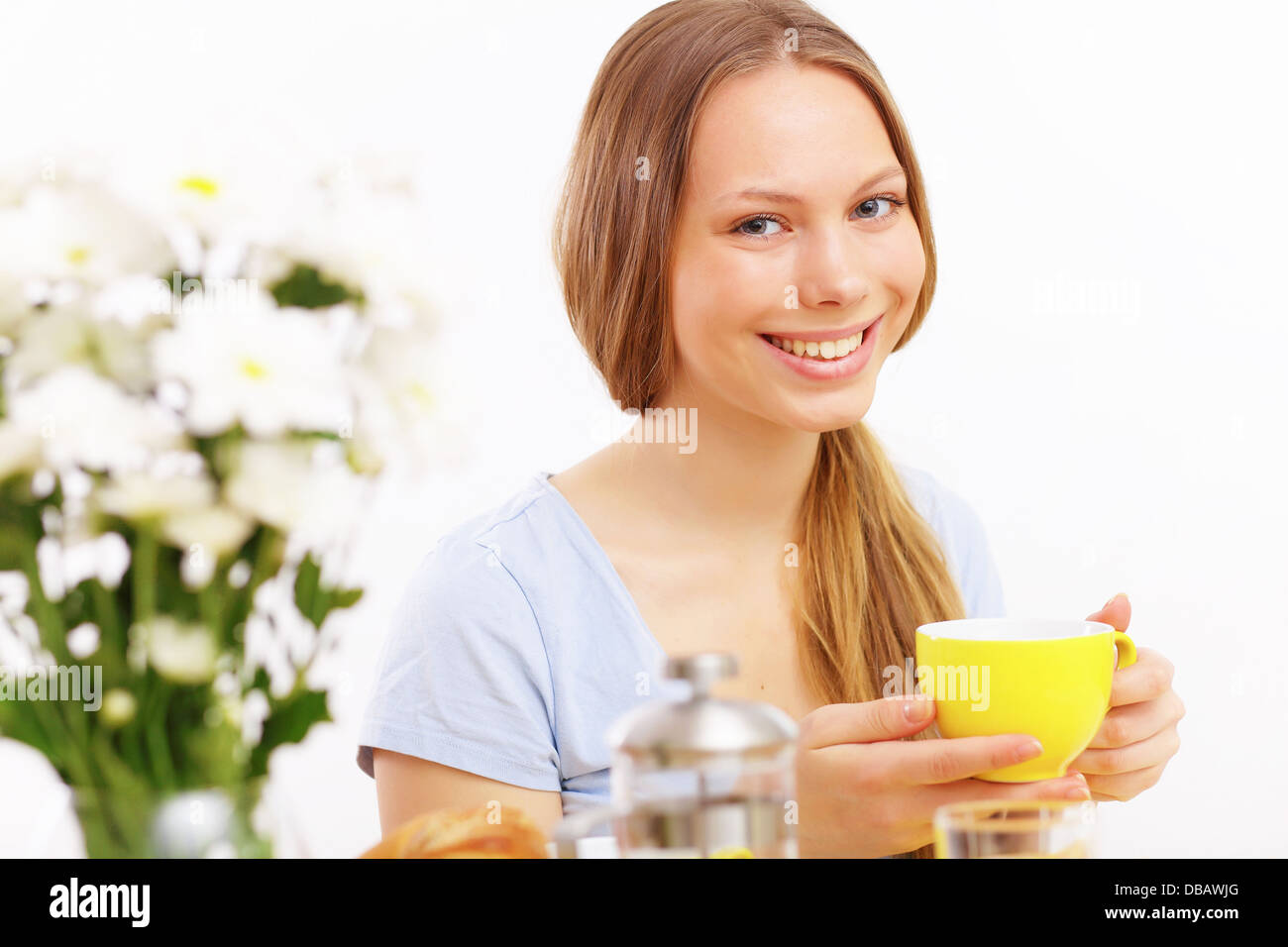 Beautiful young woman drinking tea Stock Photo - Alamy