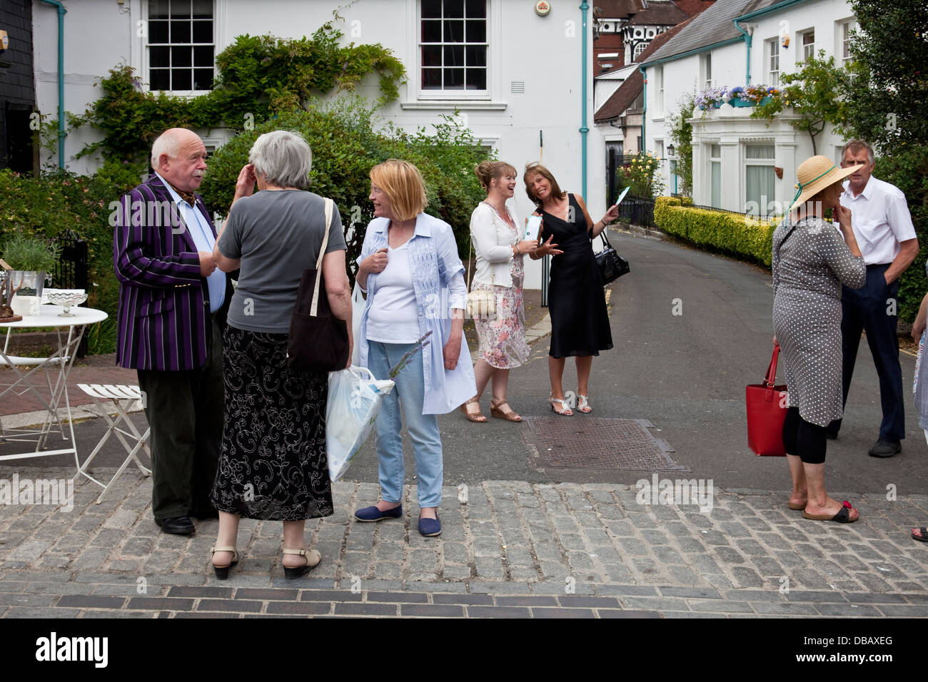 Elderly people talking street hi-res stock photography and images - Alamy