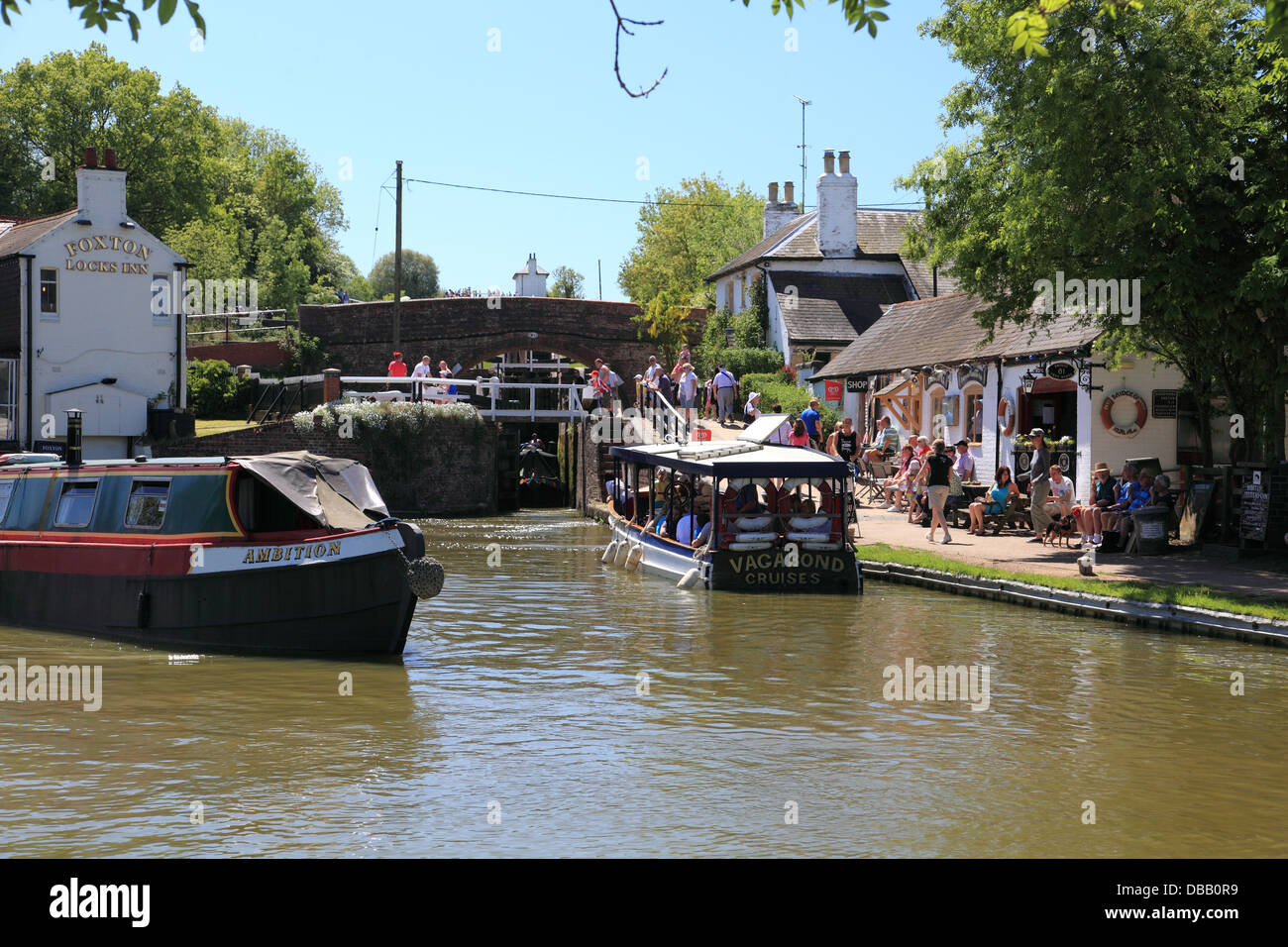 The Foxton Locks Inn and Foxton Bottom Lock on the Grand Union Canal ...