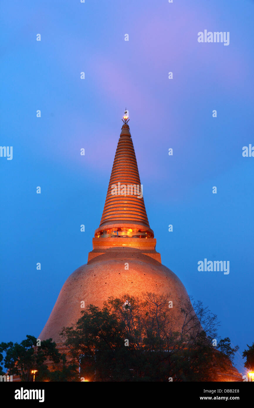 Phra Pathom Chedi in Nakhon Pathom, Thailand Stock Photo - Alamy