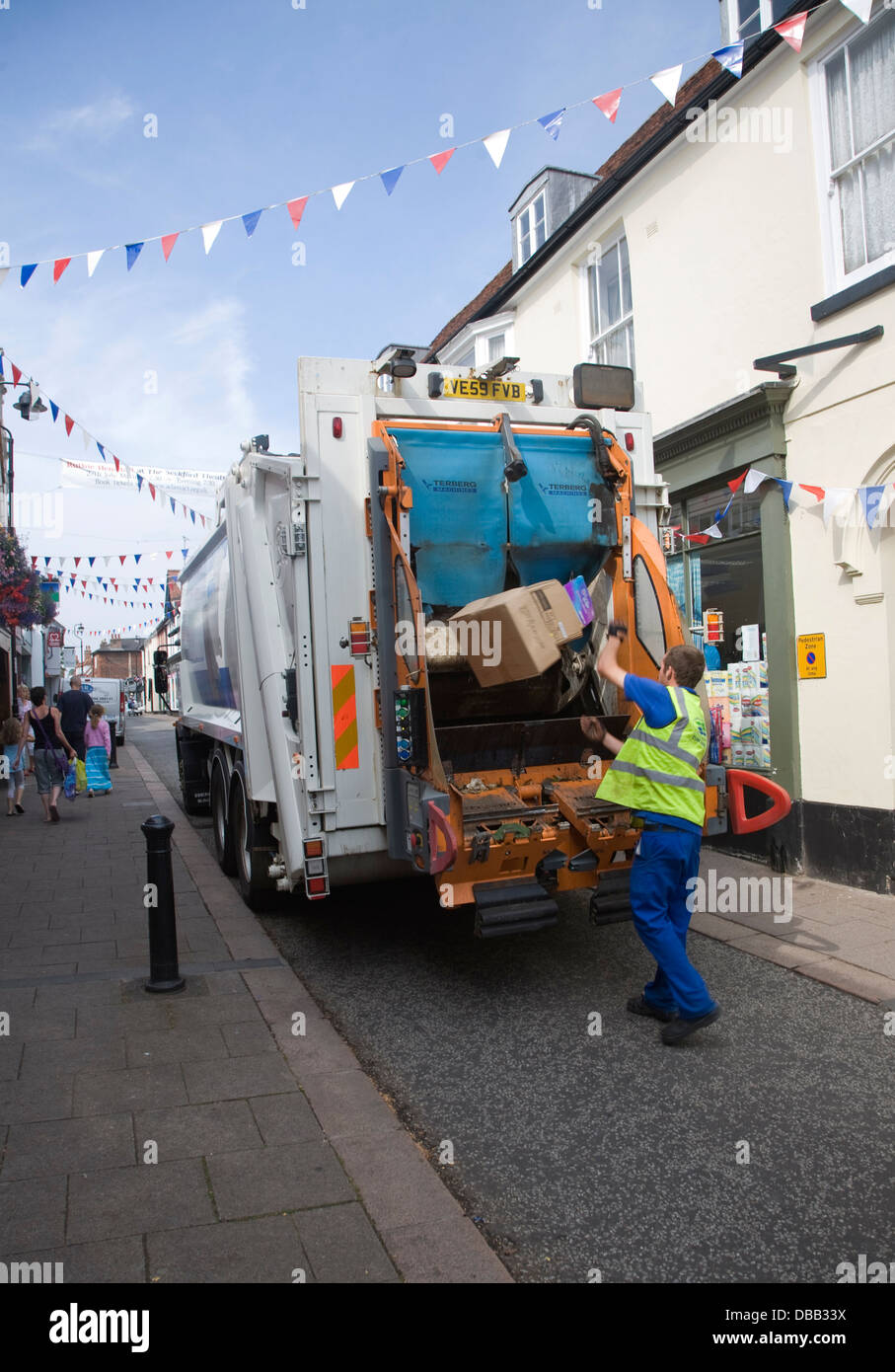 Truck collecting rubbish hi-res stock photography and images - Alamy