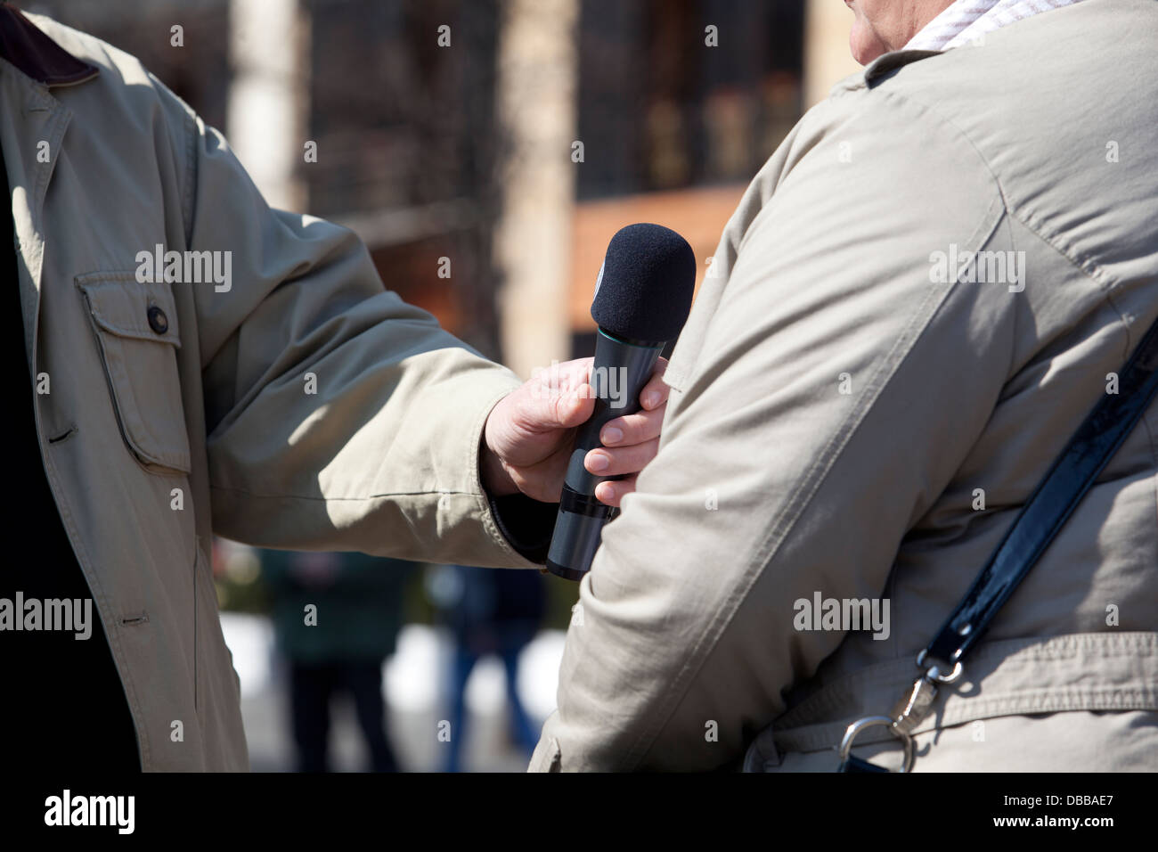journalist hand holding a microphone Stock Photo - Alamy
