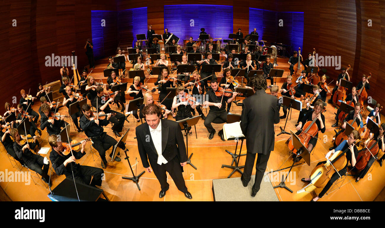 The "Young Philharmonic Orchestra Jerusalem Weimar" performs in ...