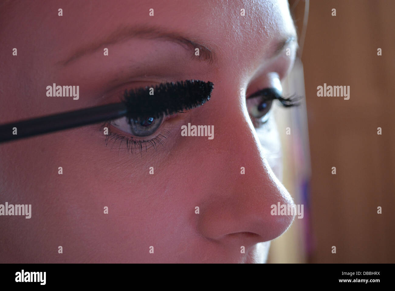 Girl applying mascara Stock Photo - Alamy