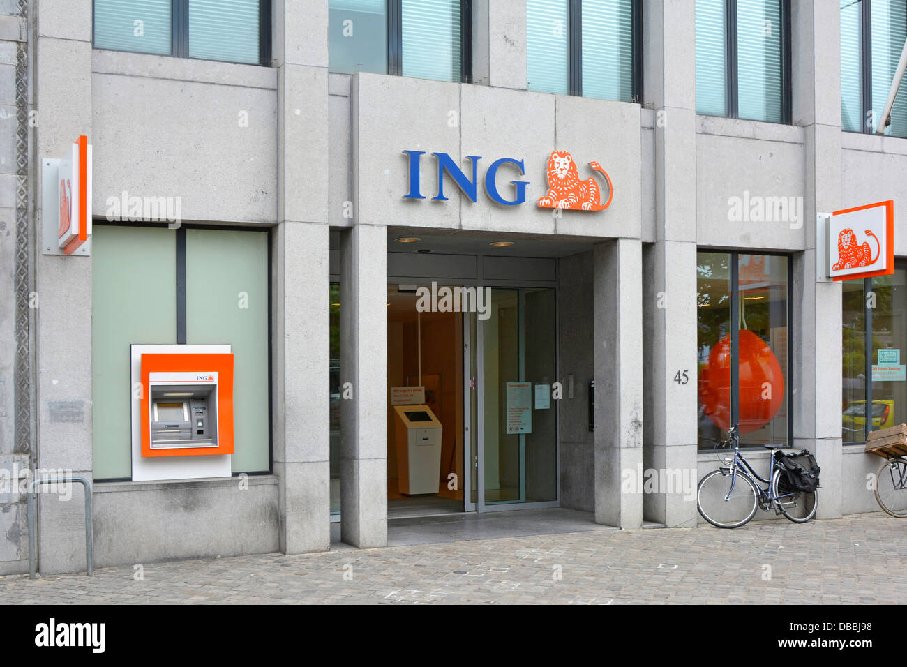 Bank signs hi-res stock photography and images - Alamy