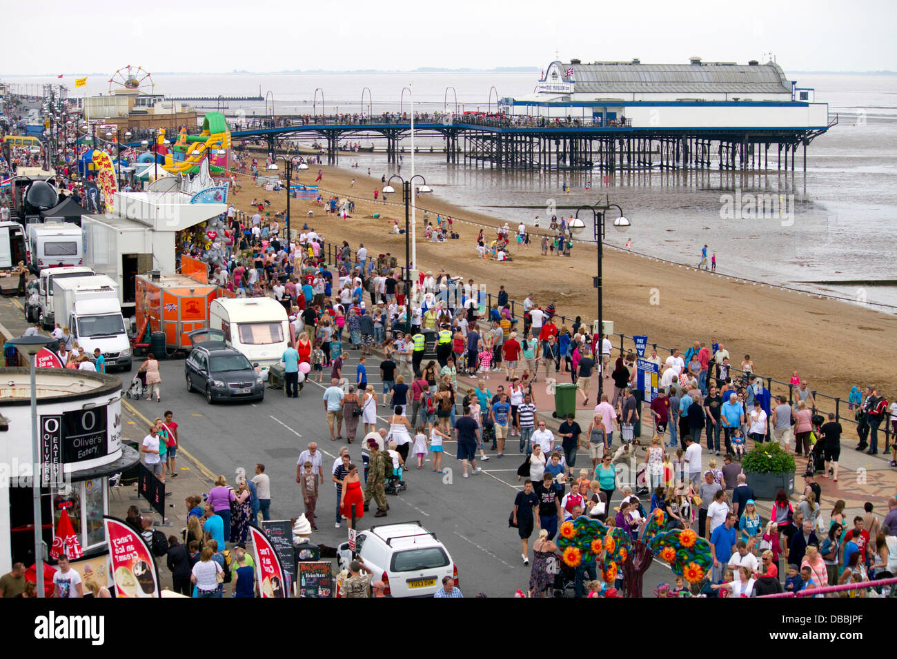 Crowds of holidaymakers at Cleethorpes promenade Stock Photo - Alamy