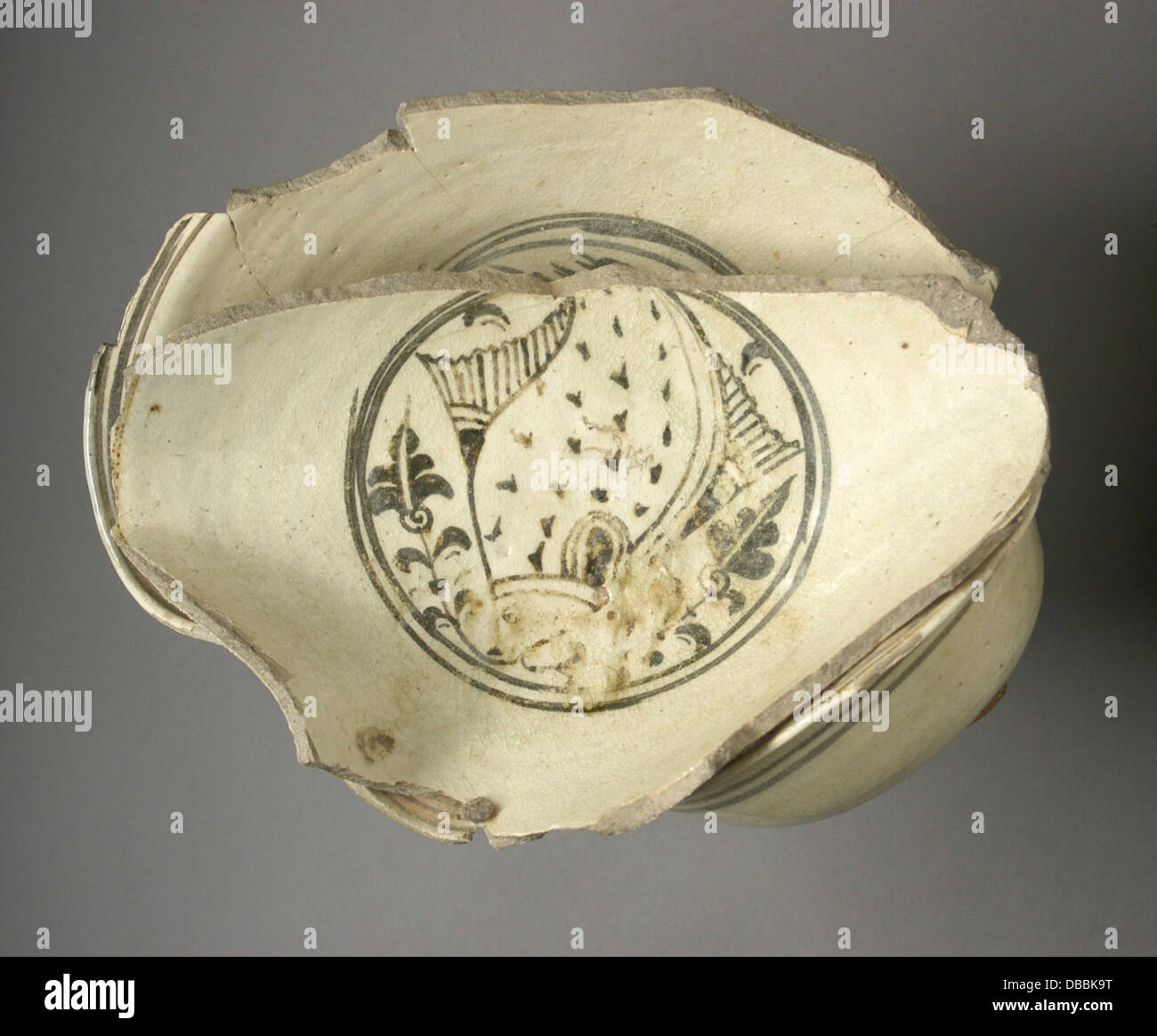 Ancient bowls museum hi-res stock photography and images - Alamy