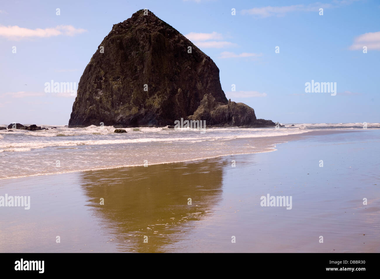 Landmark Haystack Rock on Cannon Beach is the world's third largest ...