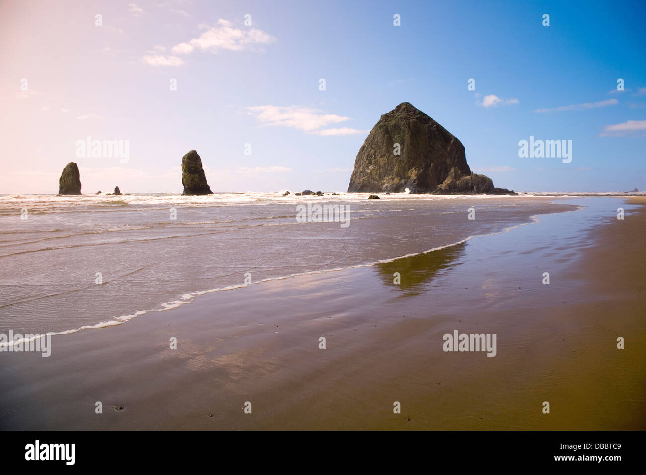 Landmark Haystack Rock on Cannon Beach is the world's third largest ...