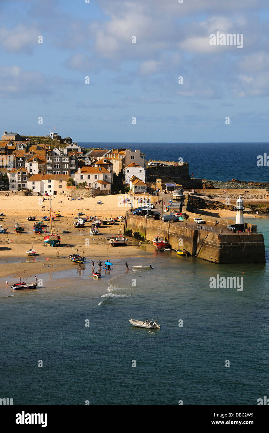 A view of St.Ives Cornwall with the harbour, lighthouse and beach Stock ...