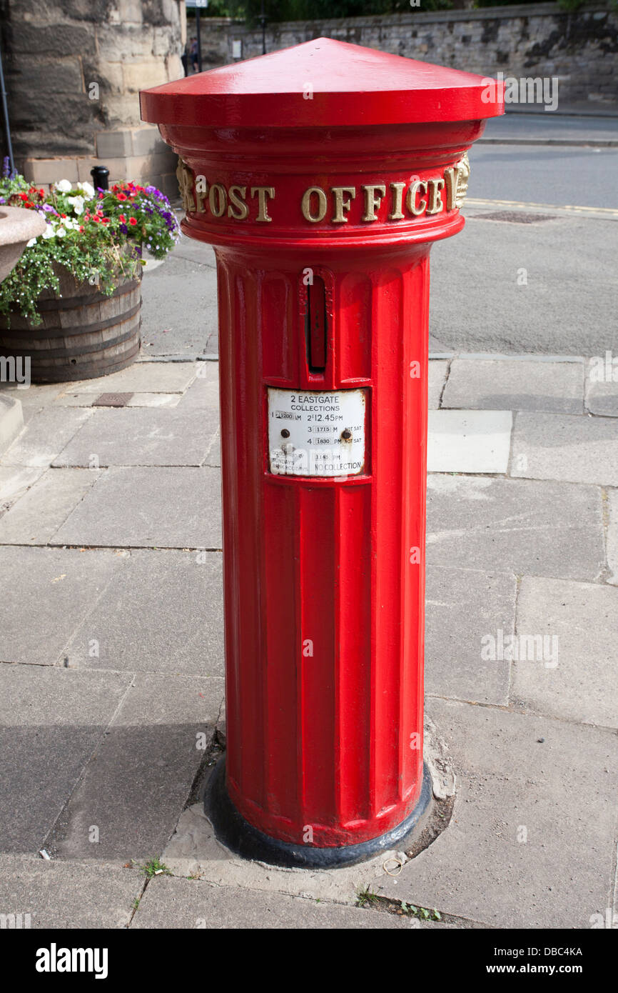 Queen victoria pillar box hi-res stock photography and images - Alamy