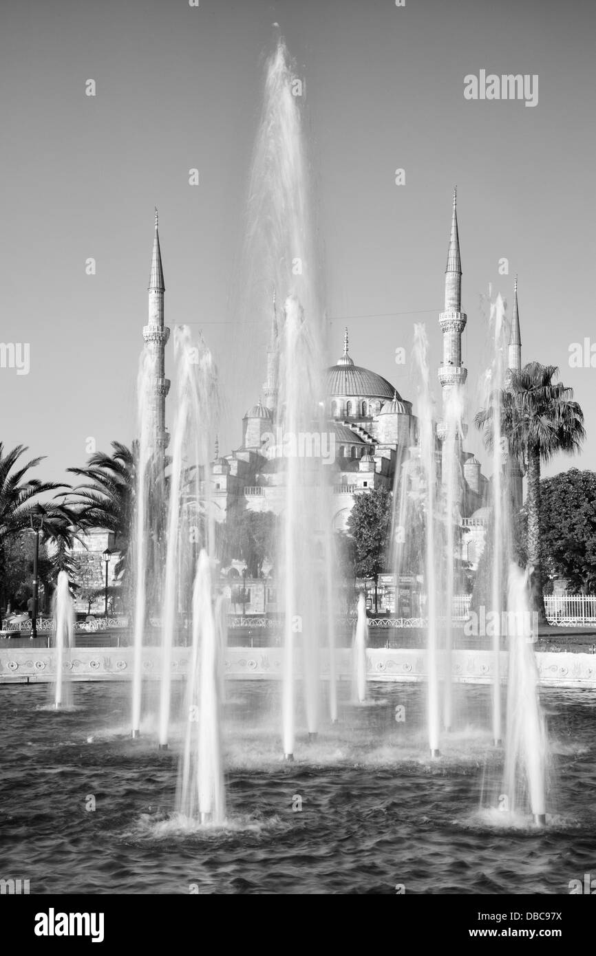 Blue Mosque and park fountain in Istanbul, Turkey Stock Photo - Alamy