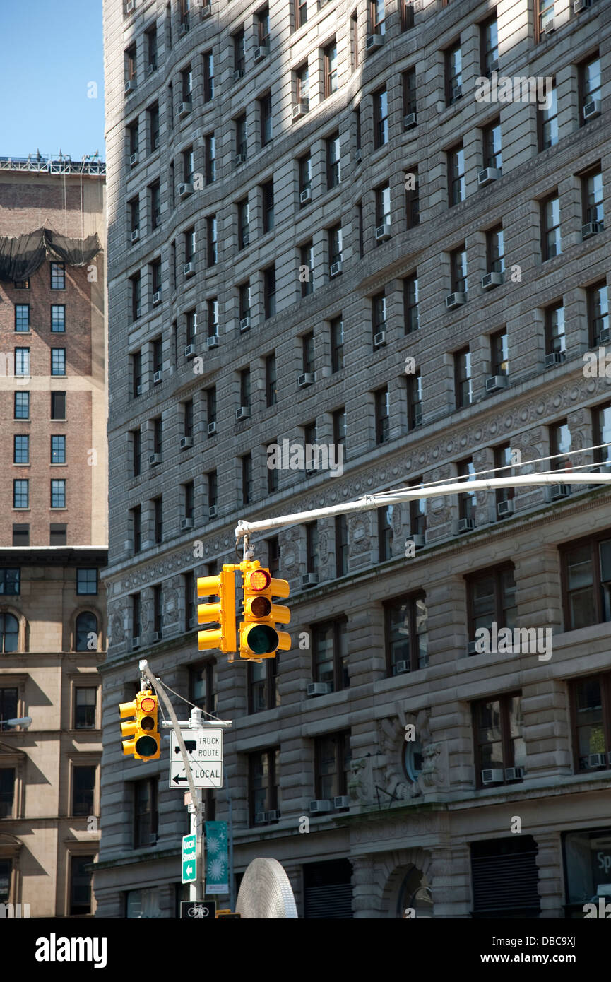 Overhanging building hi-res stock photography and images - Alamy