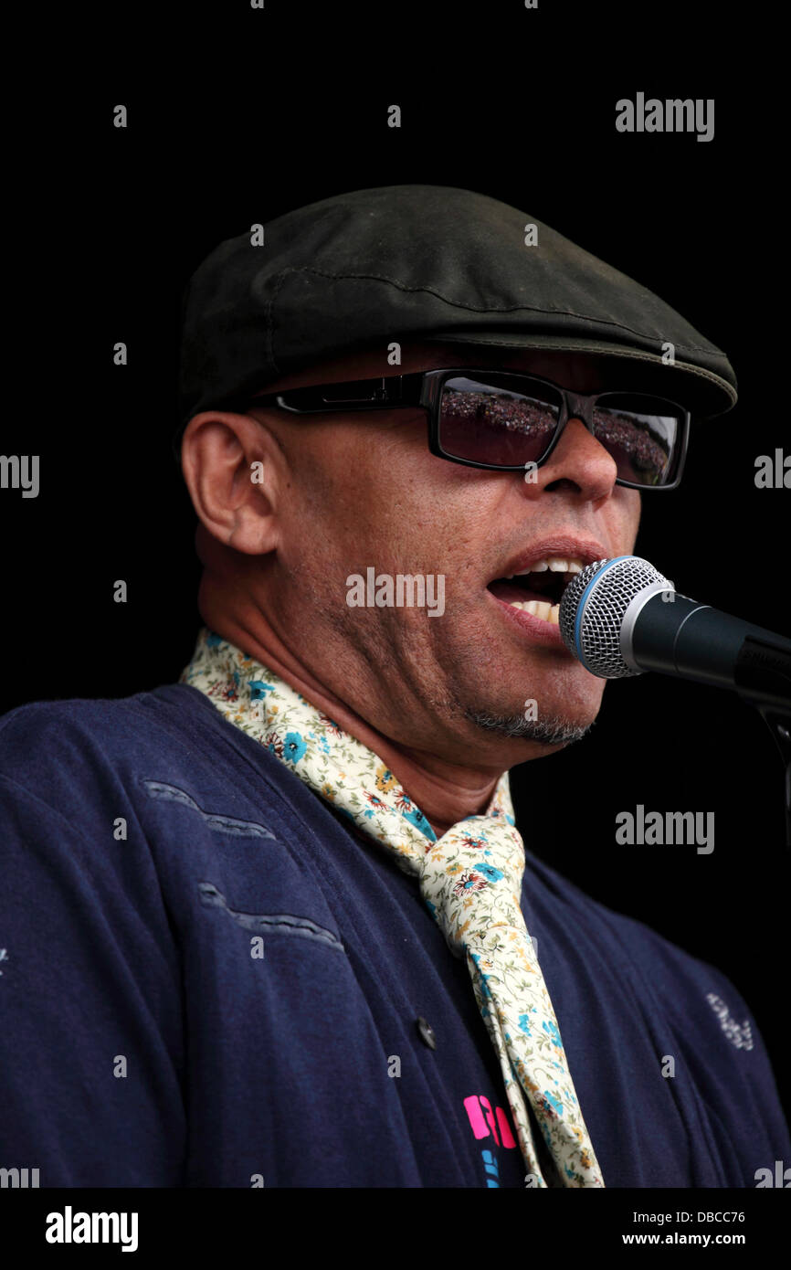 Christians singing hi-res stock photography and images - Alamy