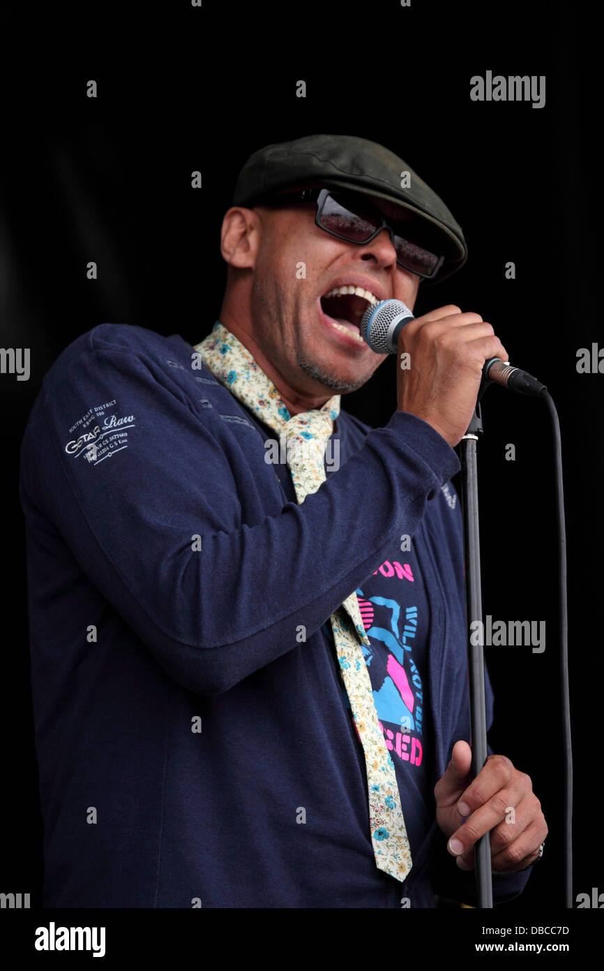 Christians singing hi-res stock photography and images - Alamy