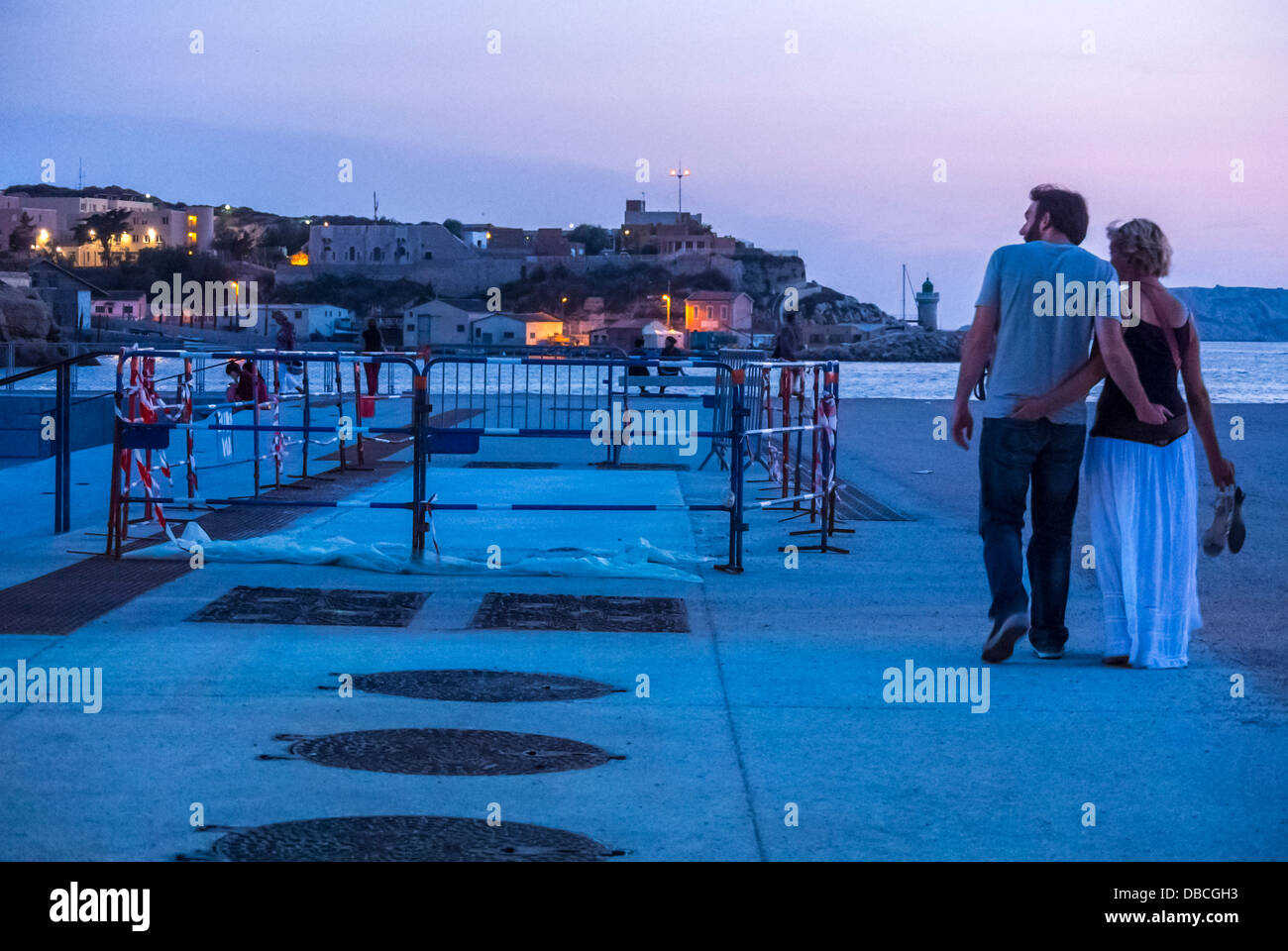 Promenading couples hi-res stock photography and images - Alamy