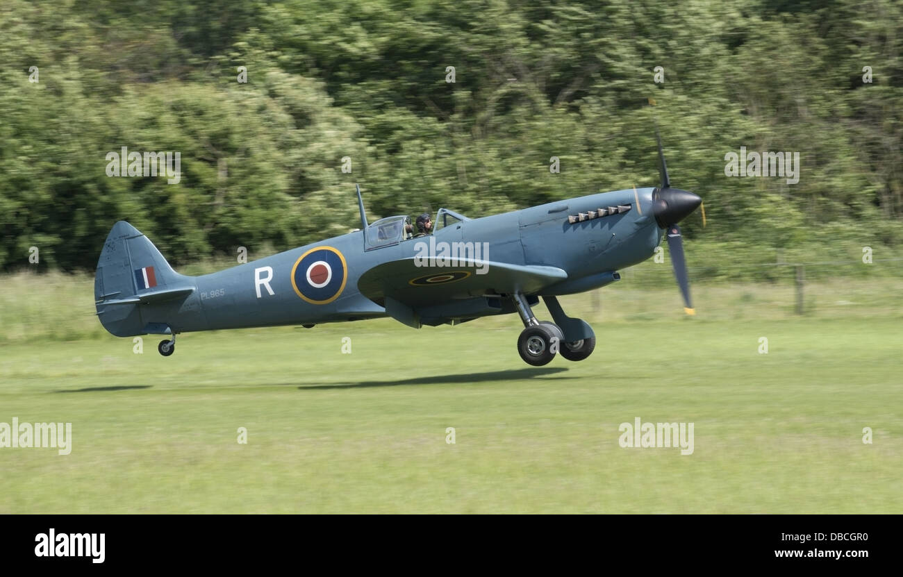 Spitfire undercarriage hi-res stock photography and images - Alamy