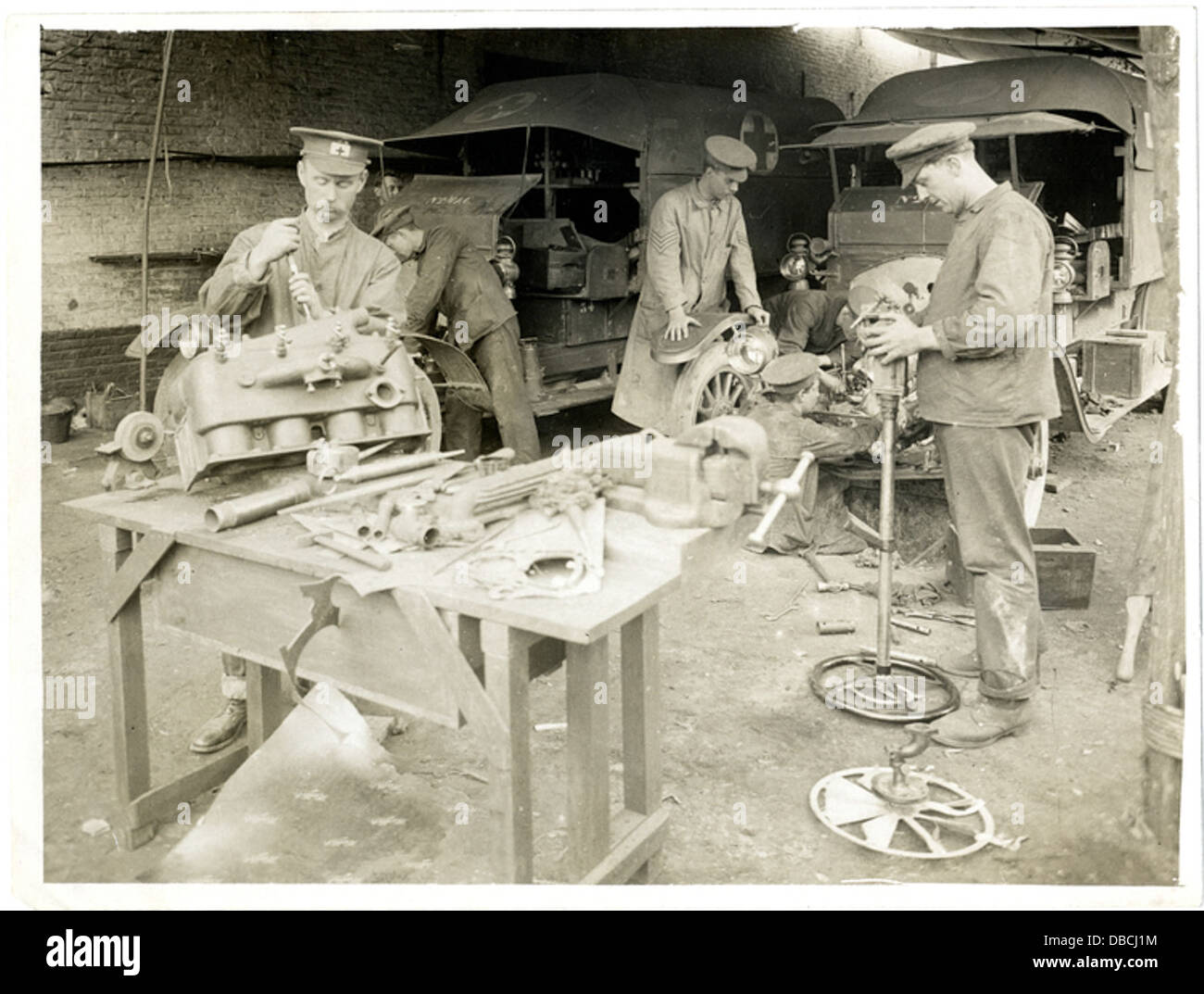 Repairing military machinery hi-res stock photography and images - Alamy