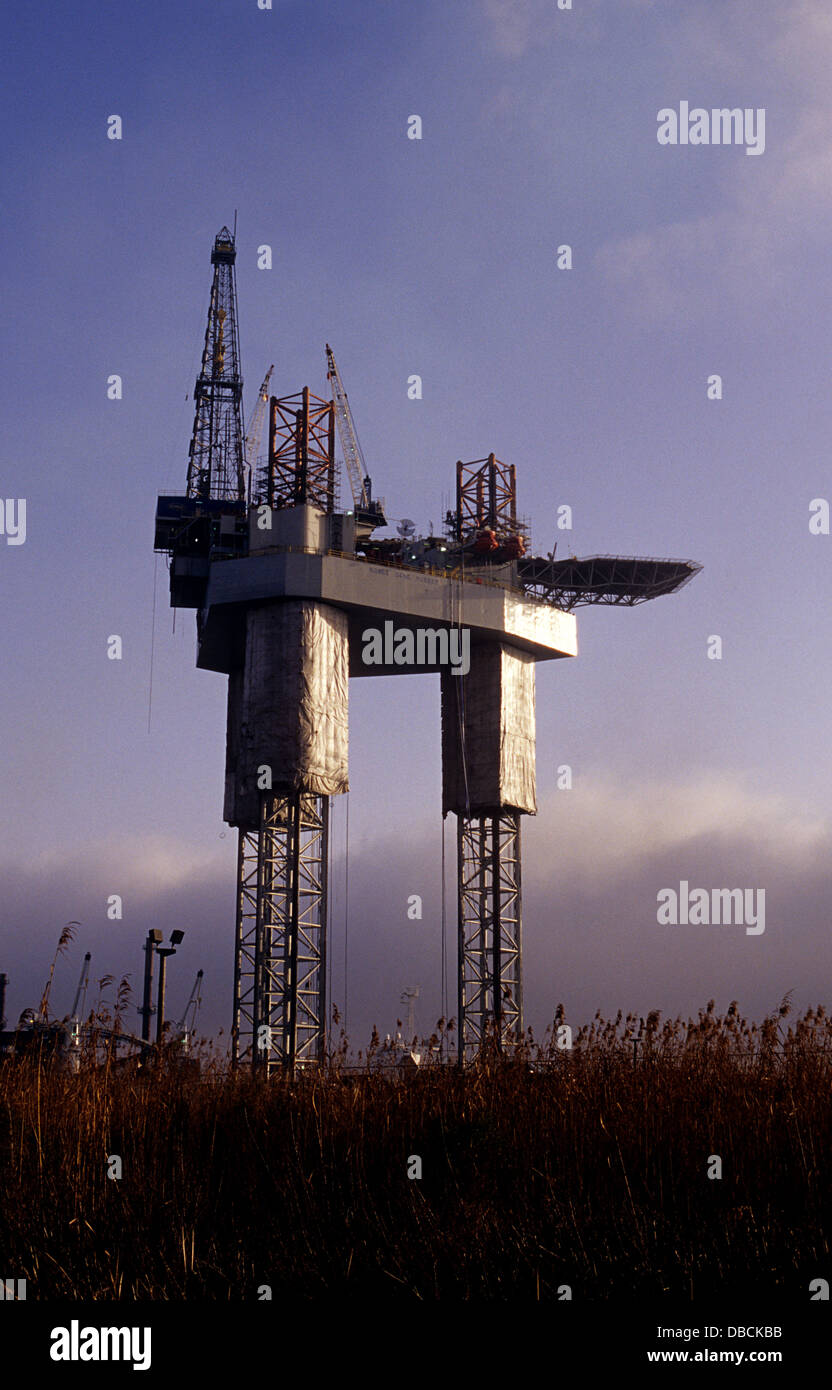 An offshore oil rig and gas drilling platform being built on the coast ...