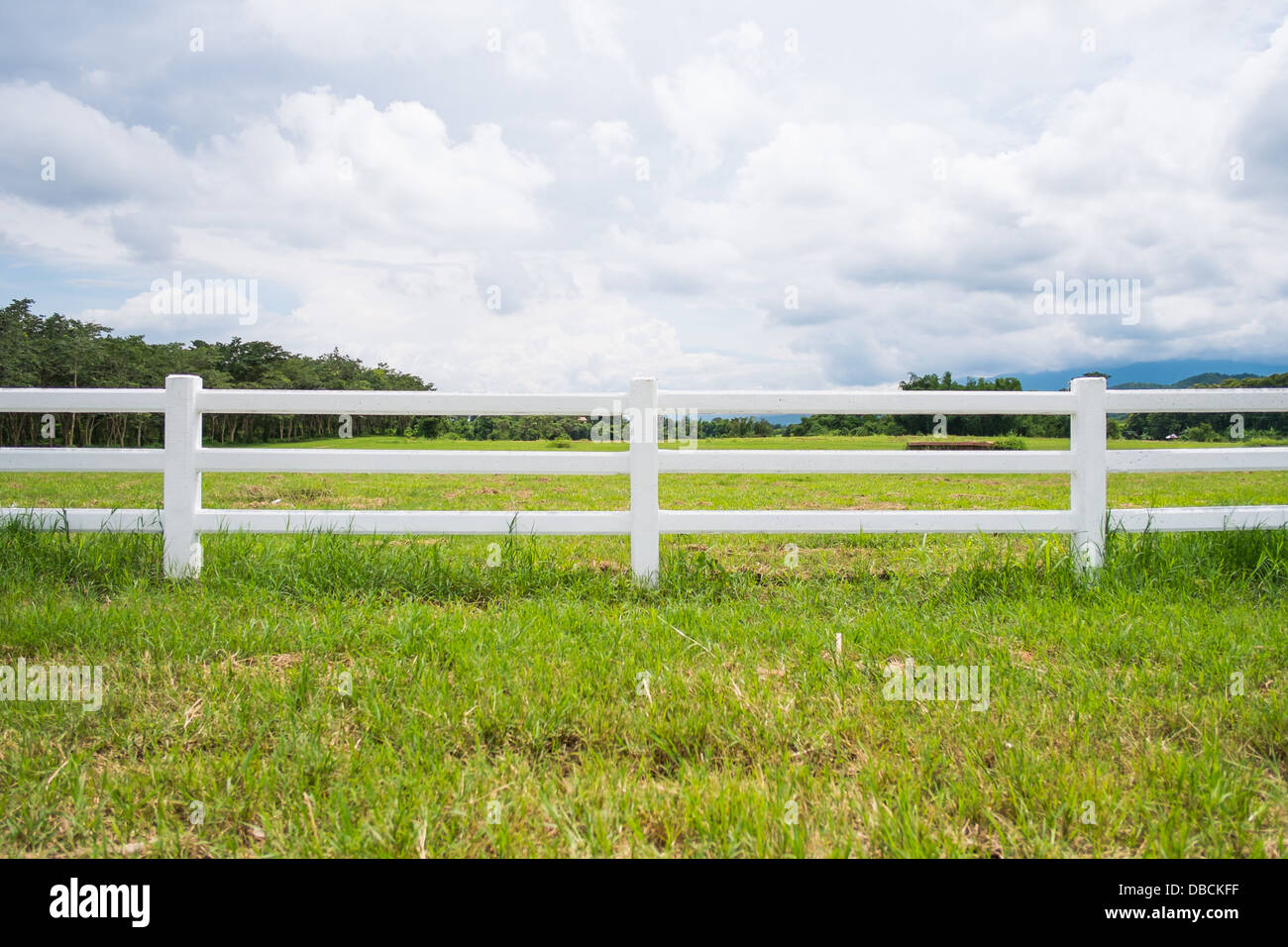 White fence farm hi-res stock photography and images - Alamy