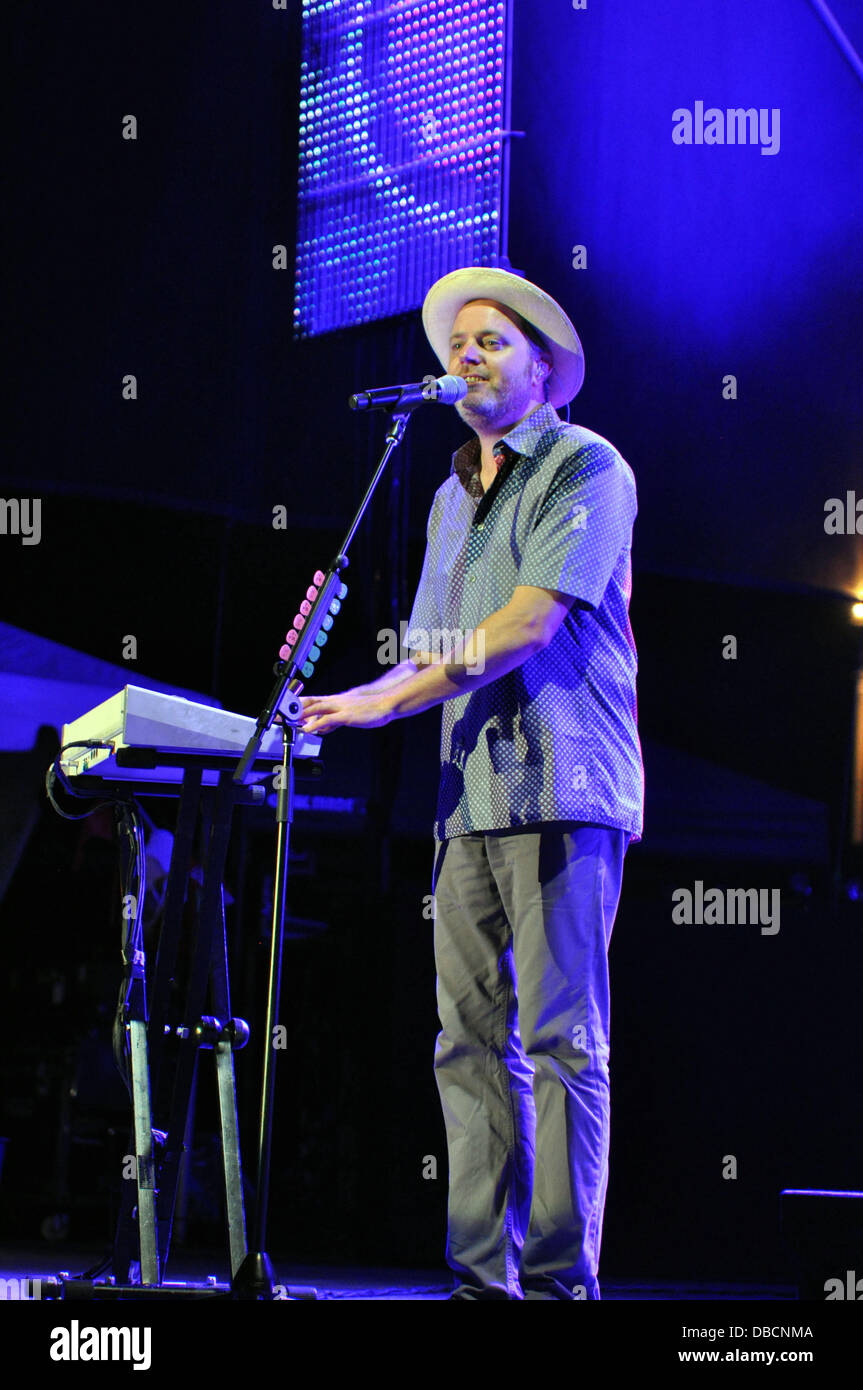 Kevin hearn performing hi-res stock photography and images - Alamy